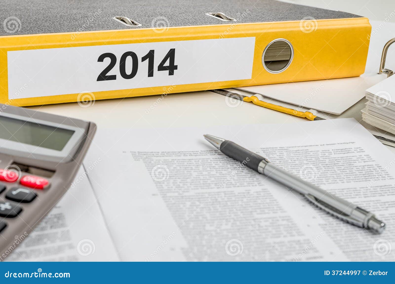 Un Dossier Avec Le Label 2014 Image stock - Image du changements ...