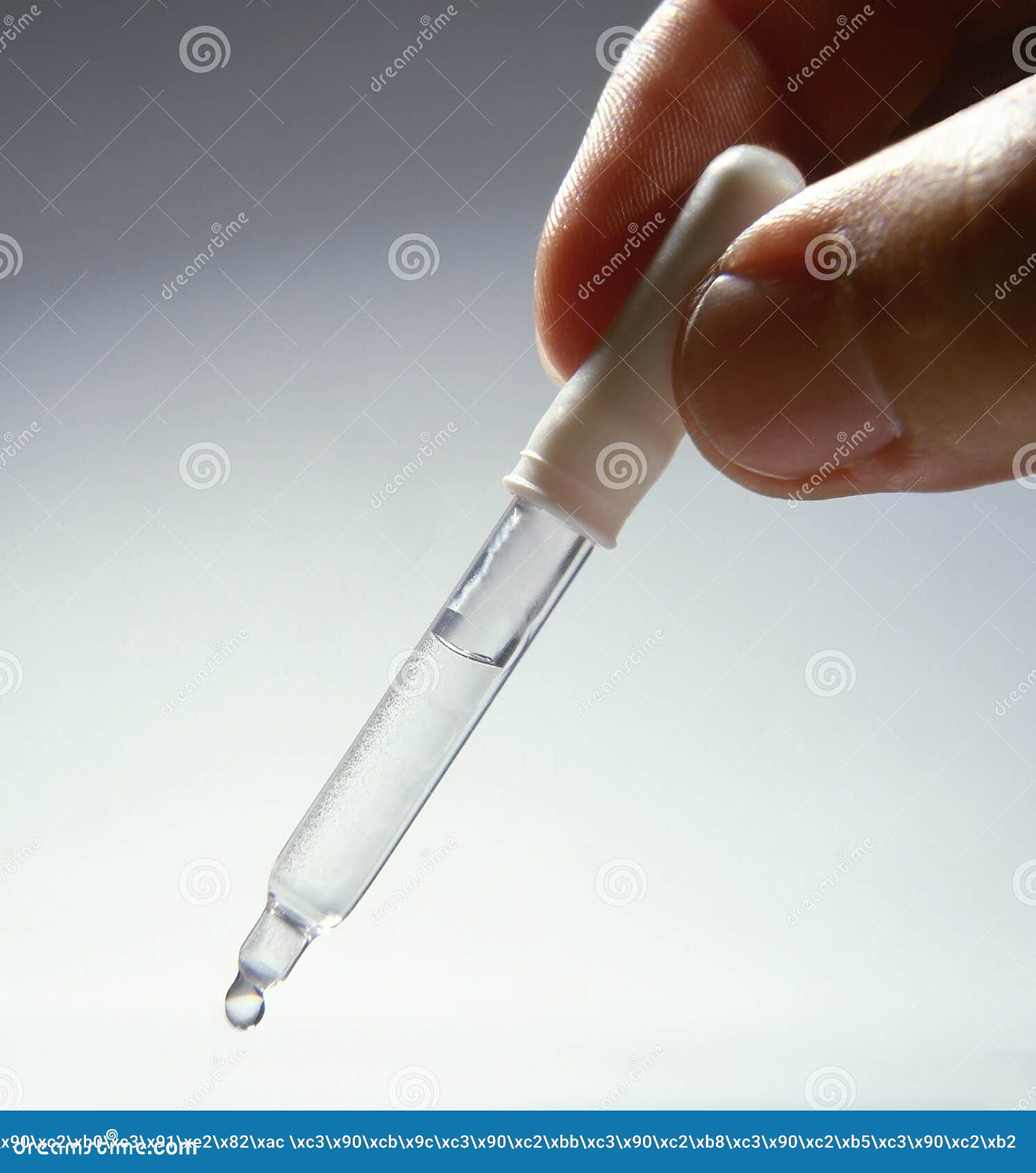 Un dropper en las manos imagen de archivo. Imagen de equipo - 94223093