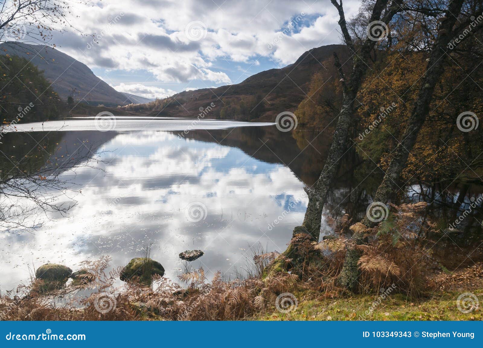 Un Dubh Lochan image stock. Image du montagnes, copie - 103349343