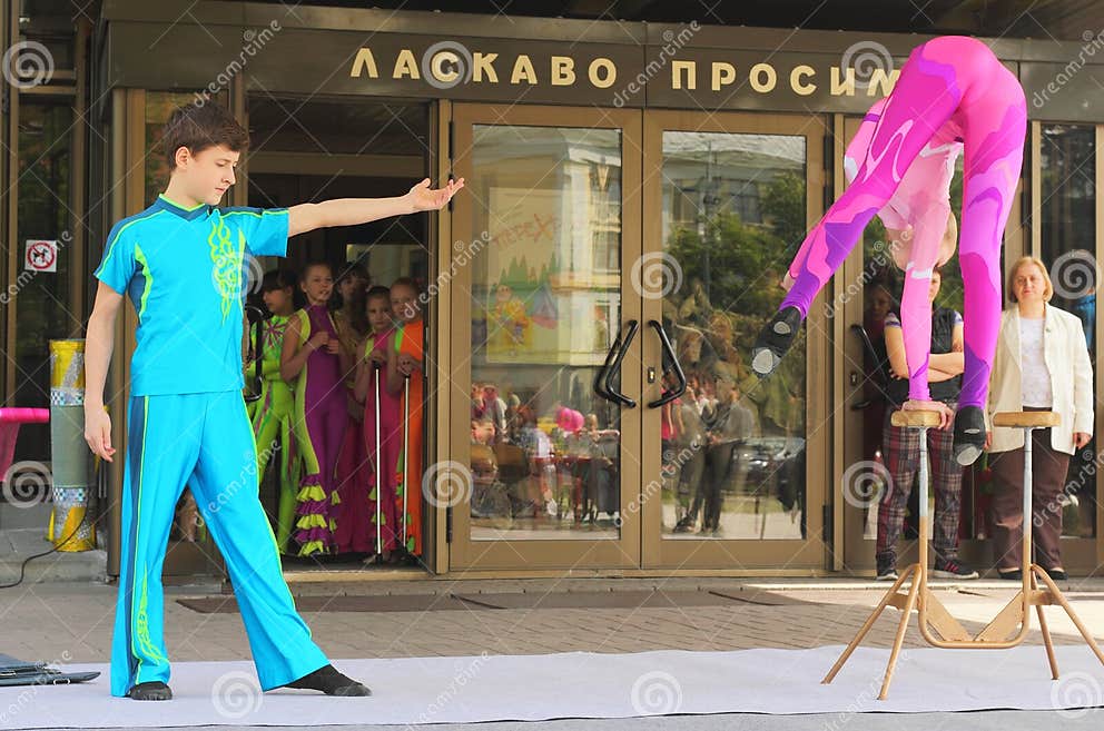 Un duo de jeunes acrobates photographie éditorial. Image du enfants ...