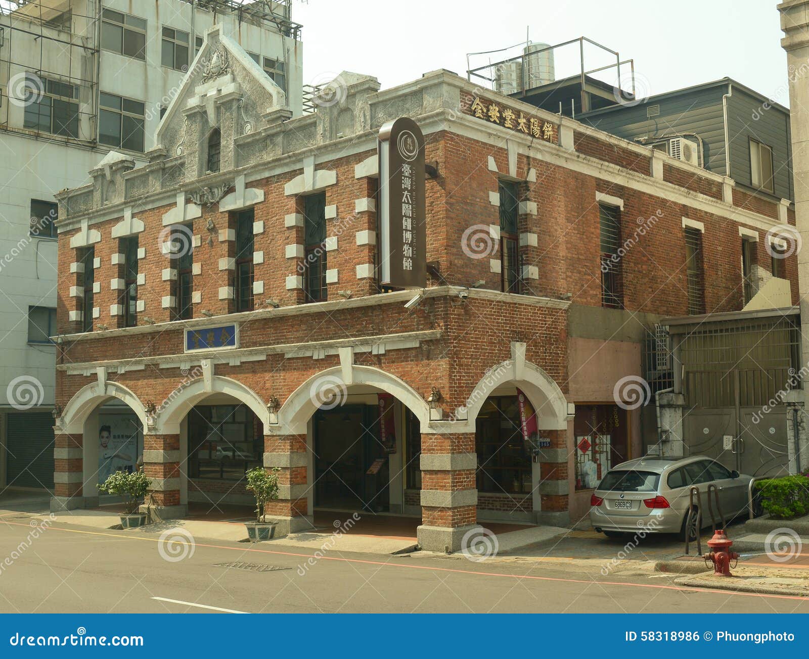 Un Edificio Colonial En La Calle En Taichung Foto editorial - Imagen de ...