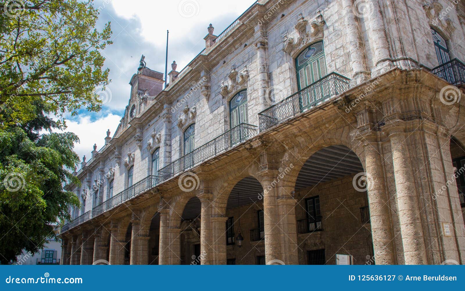 Un Edificio Colonial Español En La Habana, Cuba Fotografía editorial ...
