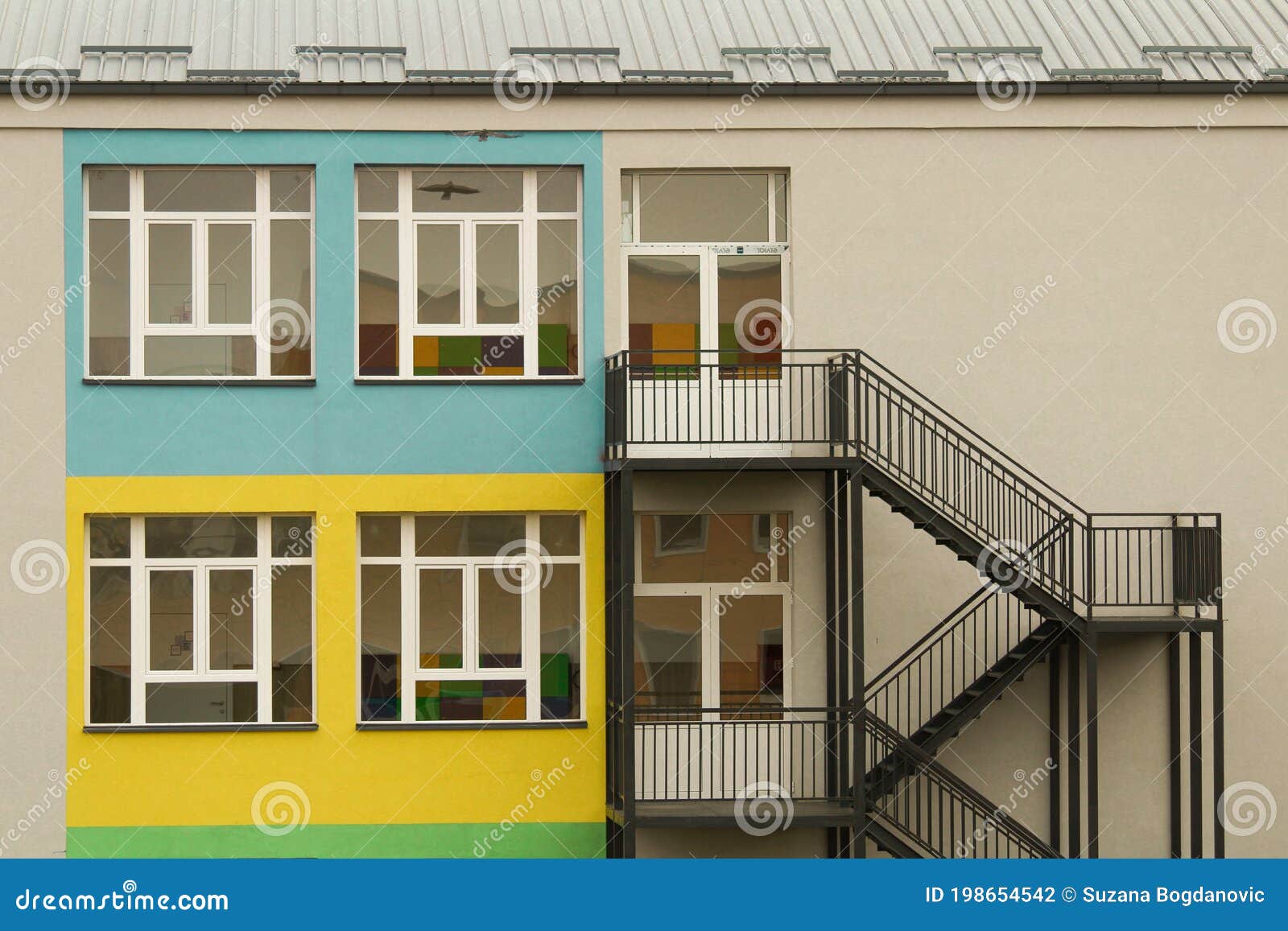 Un Edificio De Colores Alegres Foto de archivo - Imagen de verde ...