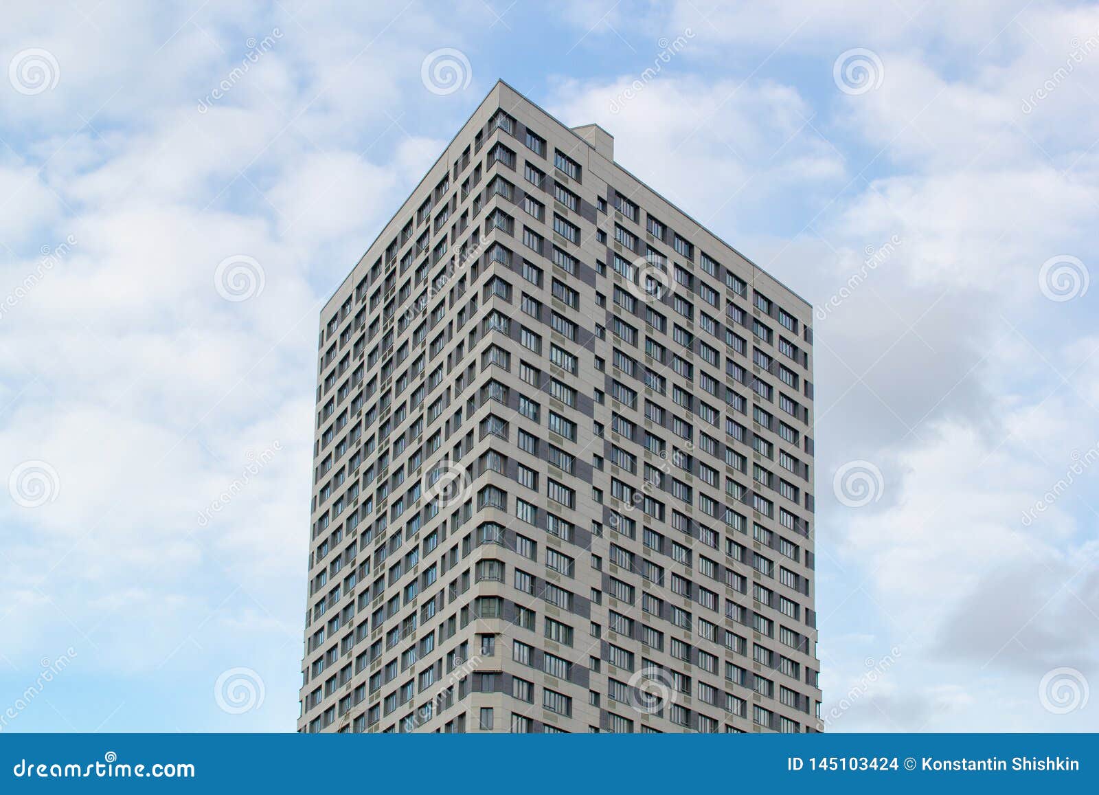 Un Edificio Moderno En Forma Triangular En Un Fondo Del Cielo Foto de ...