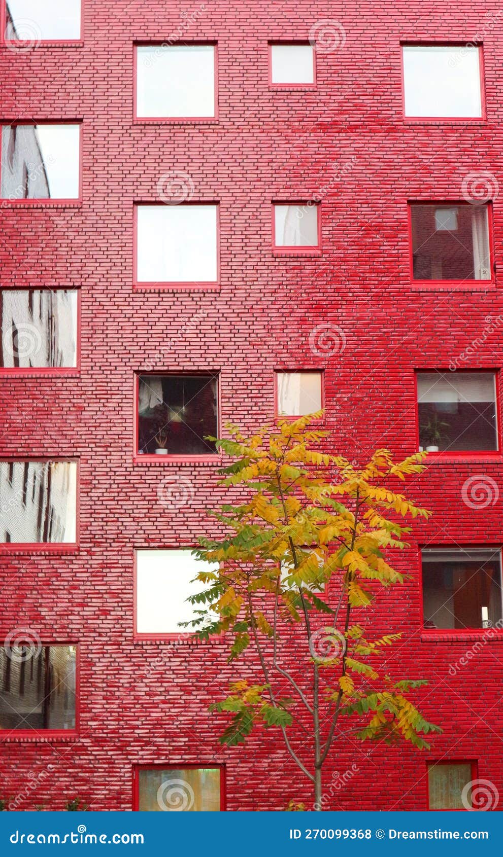 Un Edificio Rojo De Ladrillo Moderno Foto de archivo - Imagen de suecia ...