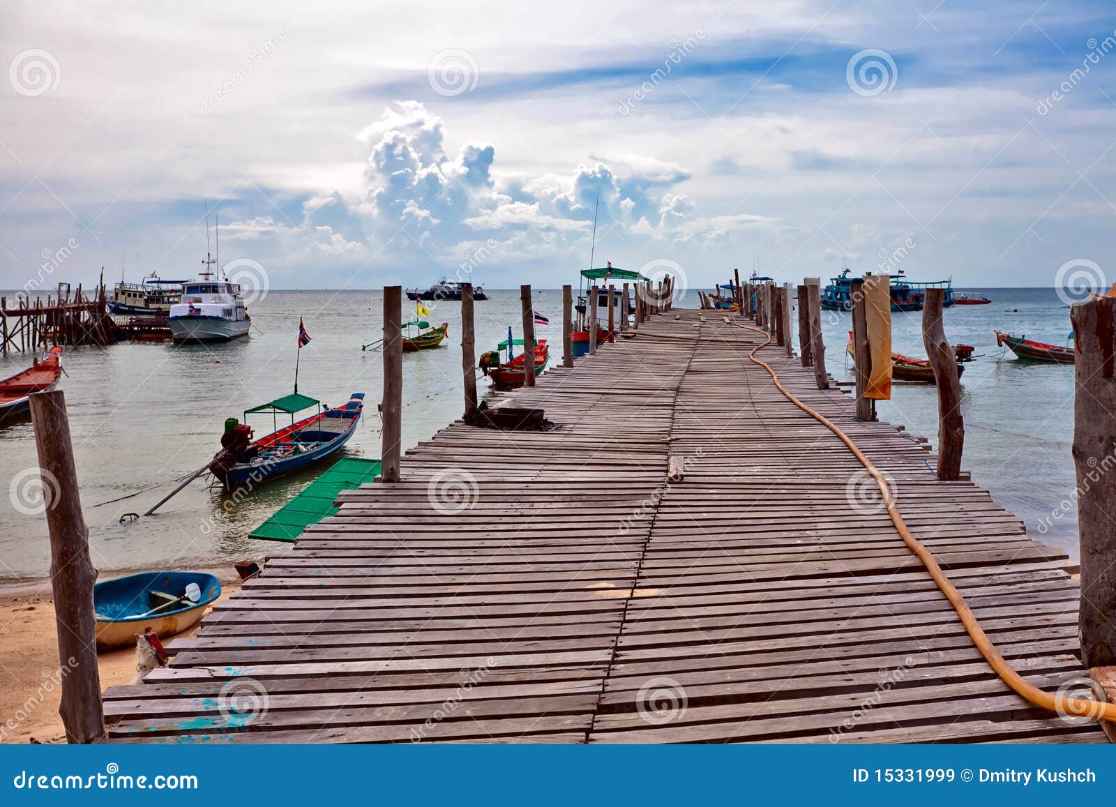 Un embarcadero de madera imagen de archivo. Imagen de océano - 15331999
