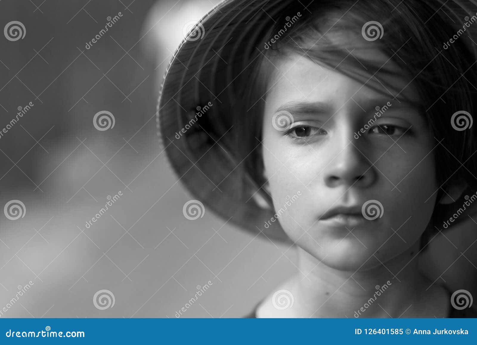 Un Enfant Avec Un Visage Triste Image stock - Image du course, enfant ...