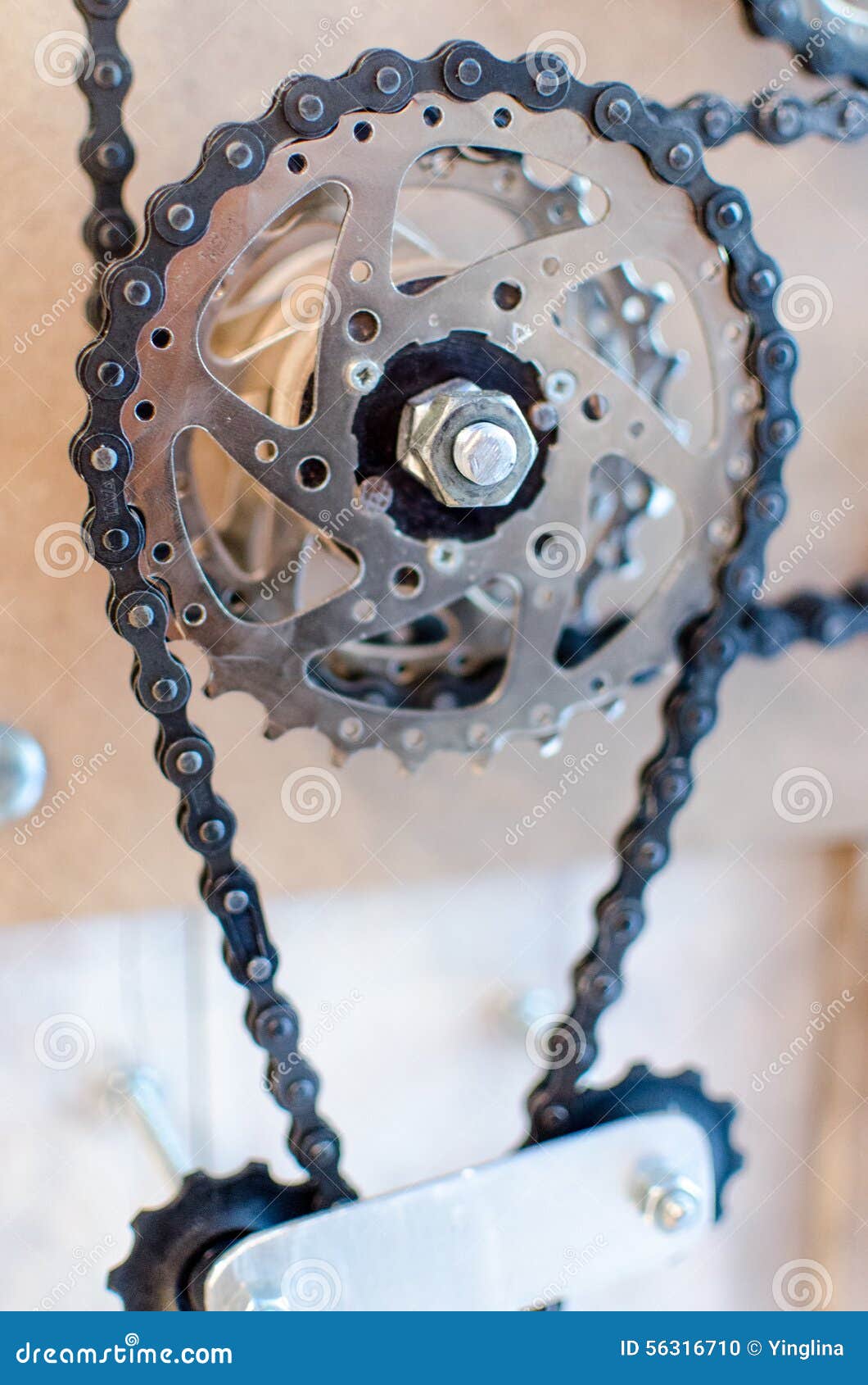 Un Engranaje Con Las Cadenas Foto de archivo - Imagen de cogwheel ...