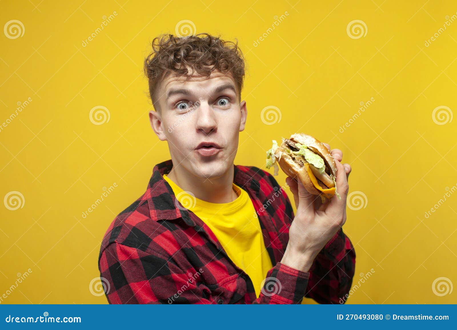 Un Estudiante Tipo Rizado Come Una Gran Hamburguesa Sabrosa Con Fondo ... Un Estudiante Tipo Rizado Come Una Gran Hamburguesa Sabrosa Con Fondo ...