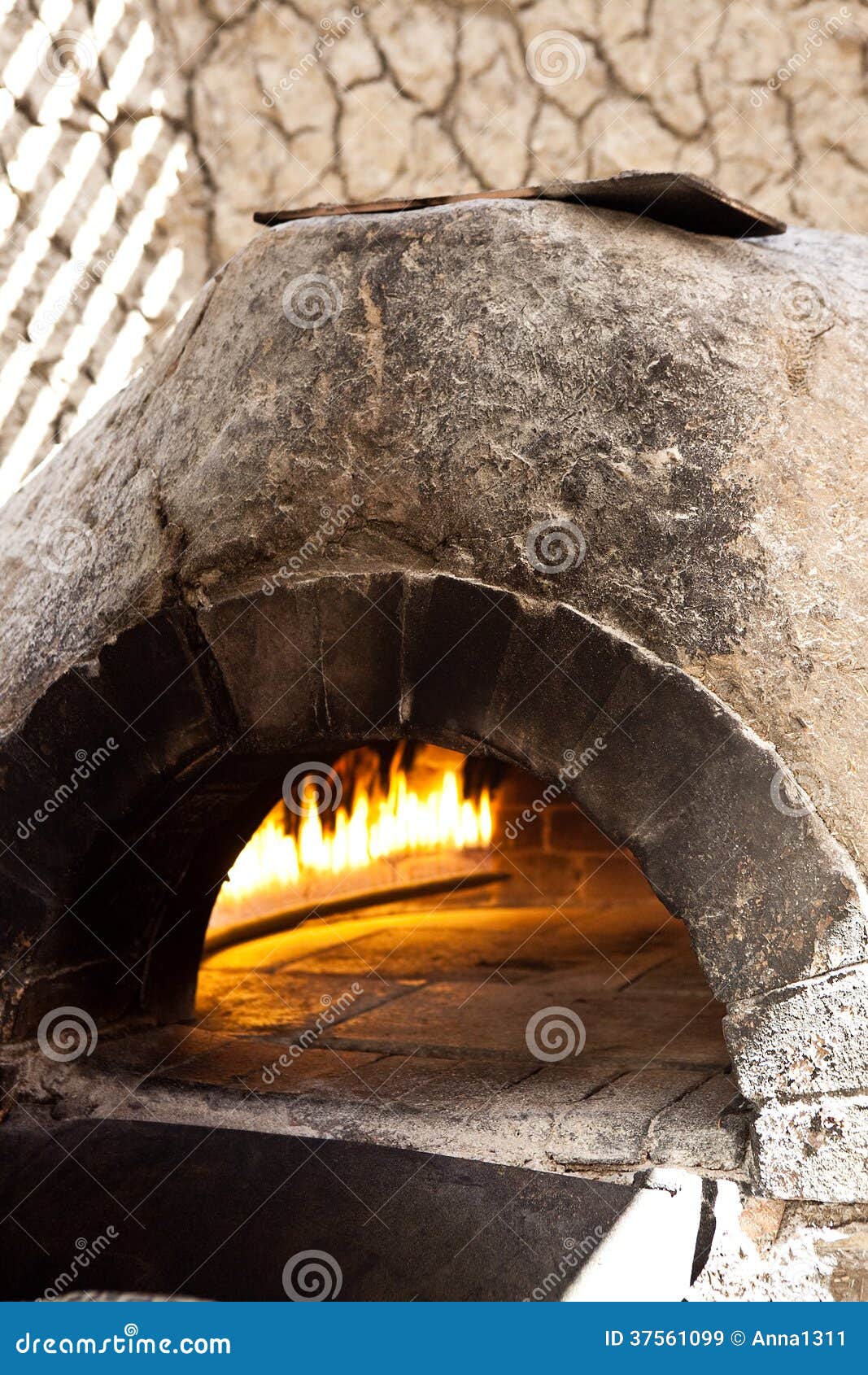 Un Four Traditionnel Pour La Cuisson. Image stock - Image du charbon ...