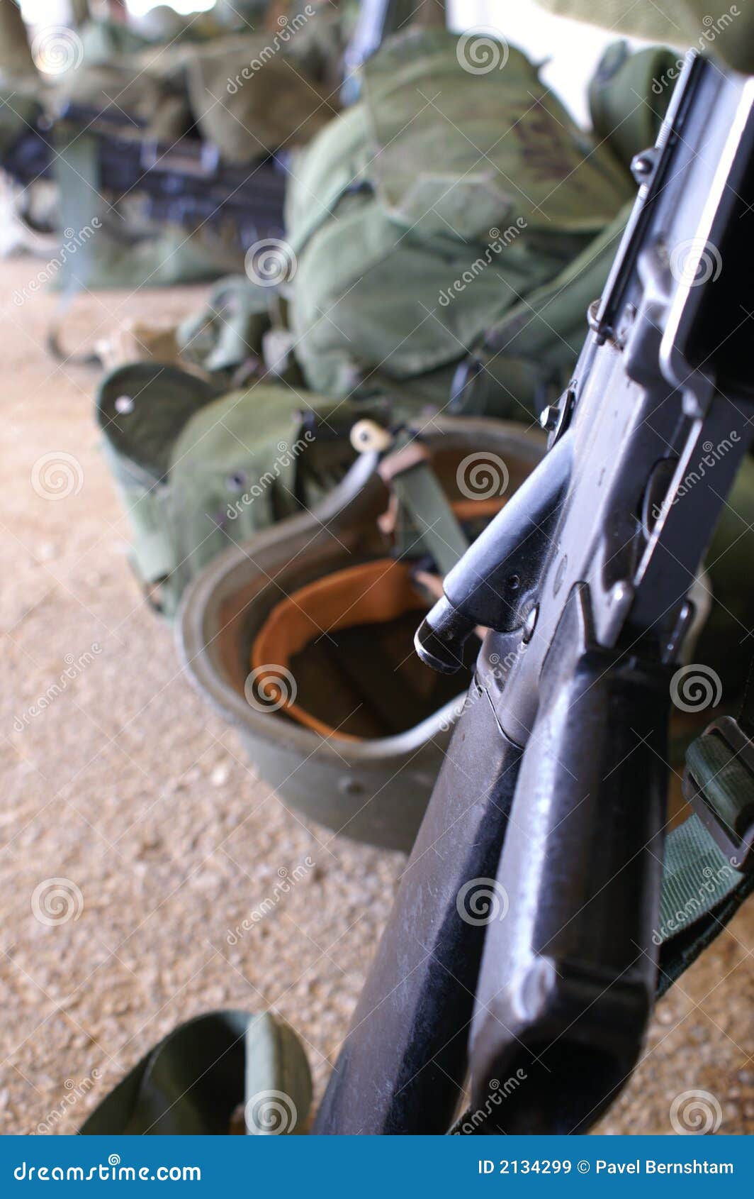 Un Fucile E Un Casco Del Soldato Immagine Stock - Immagine di centrale ...