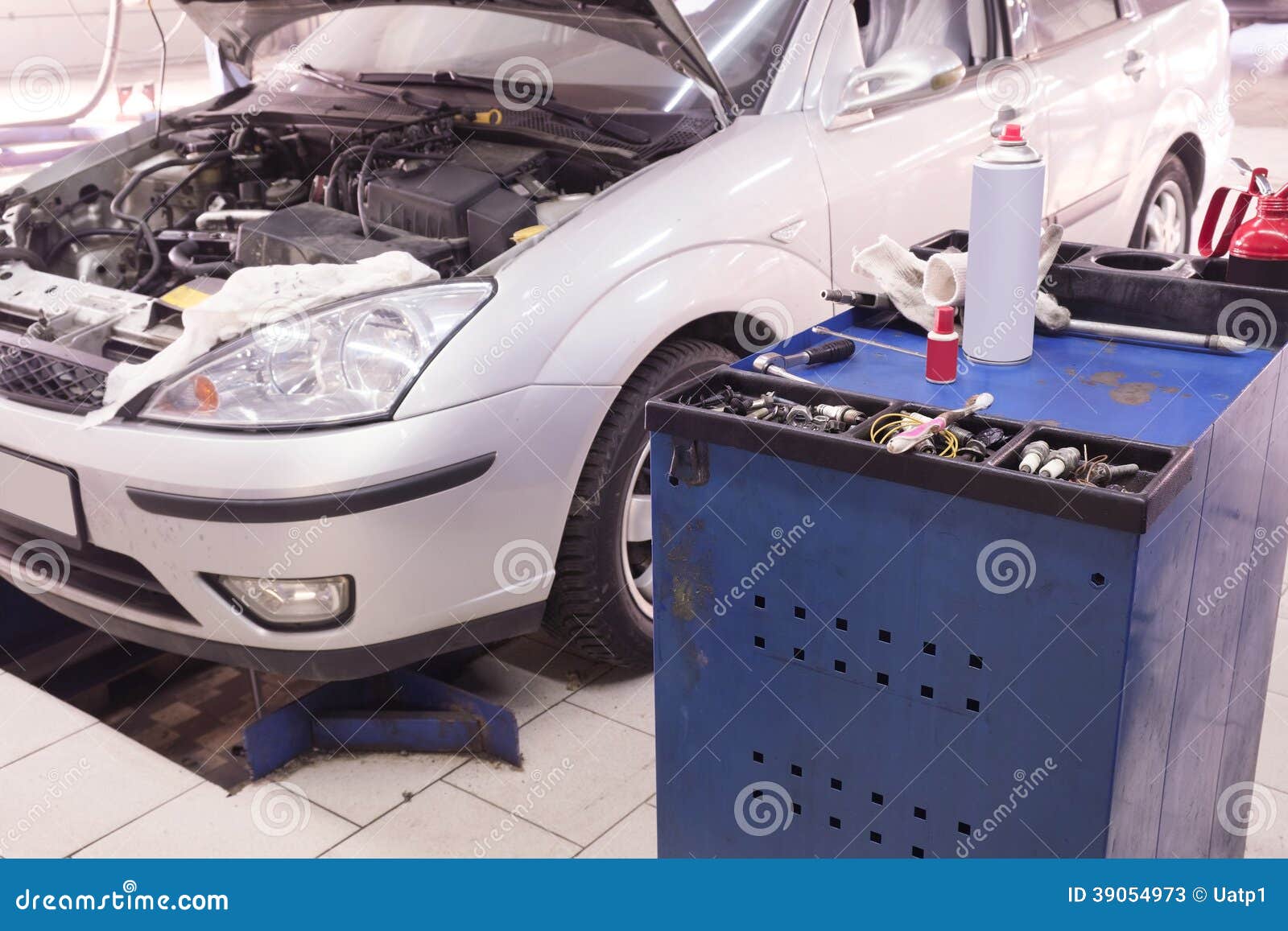 Un Garage De Réparation De Voiture Image stock - Image du système ...