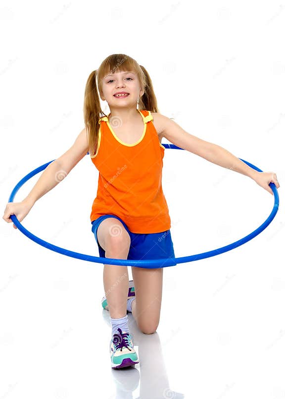 Un Gimnasta De La Muchacha Realiza Un Ejercicio Con Un Aro Foto de ... Un Gimnasta De La Muchacha Realiza Un Ejercicio Con Un Aro Foto de ...