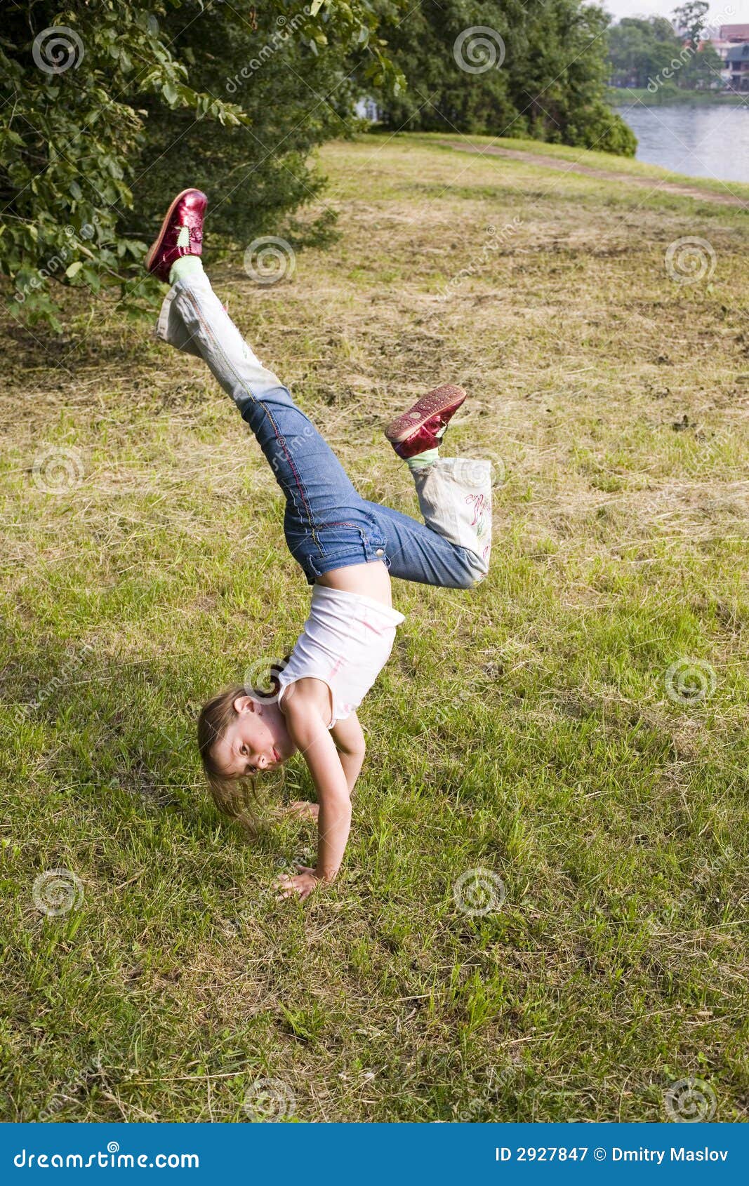 Un giovane acrobata immagine stock. Immagine di giocoso - 2927847