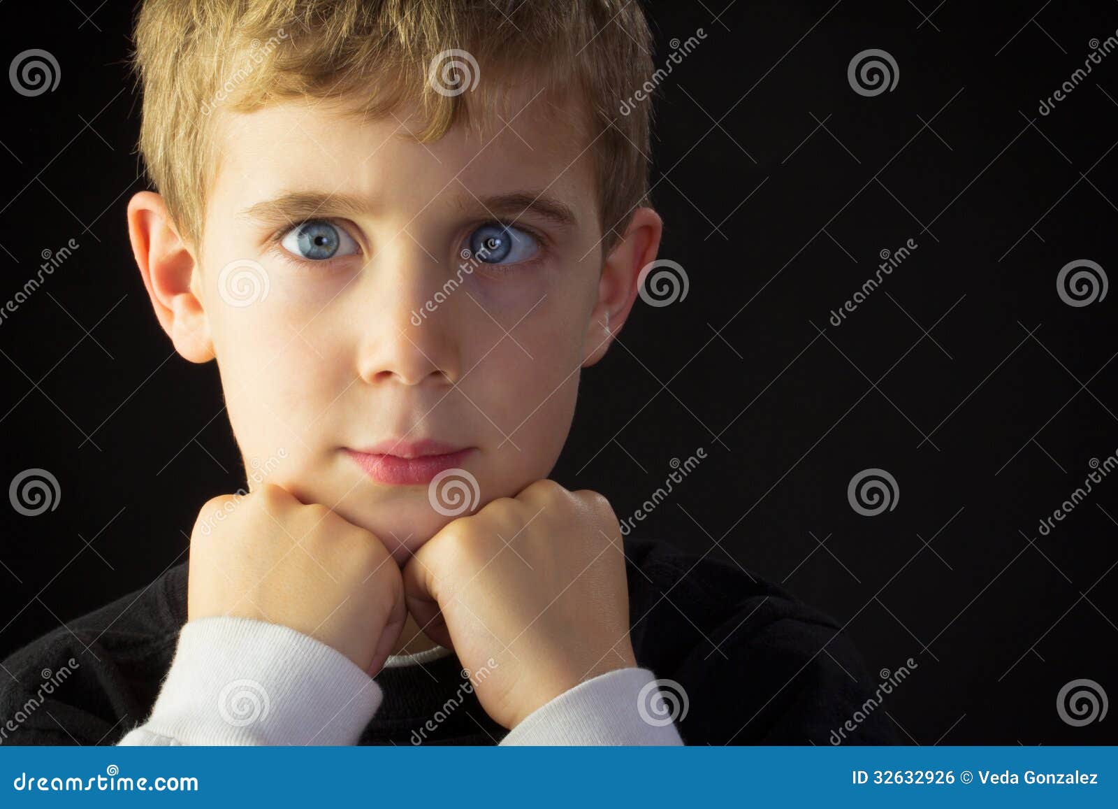 Un Giovane Ragazzo Strabico Fotografia Stock - Immagine di camicia ...