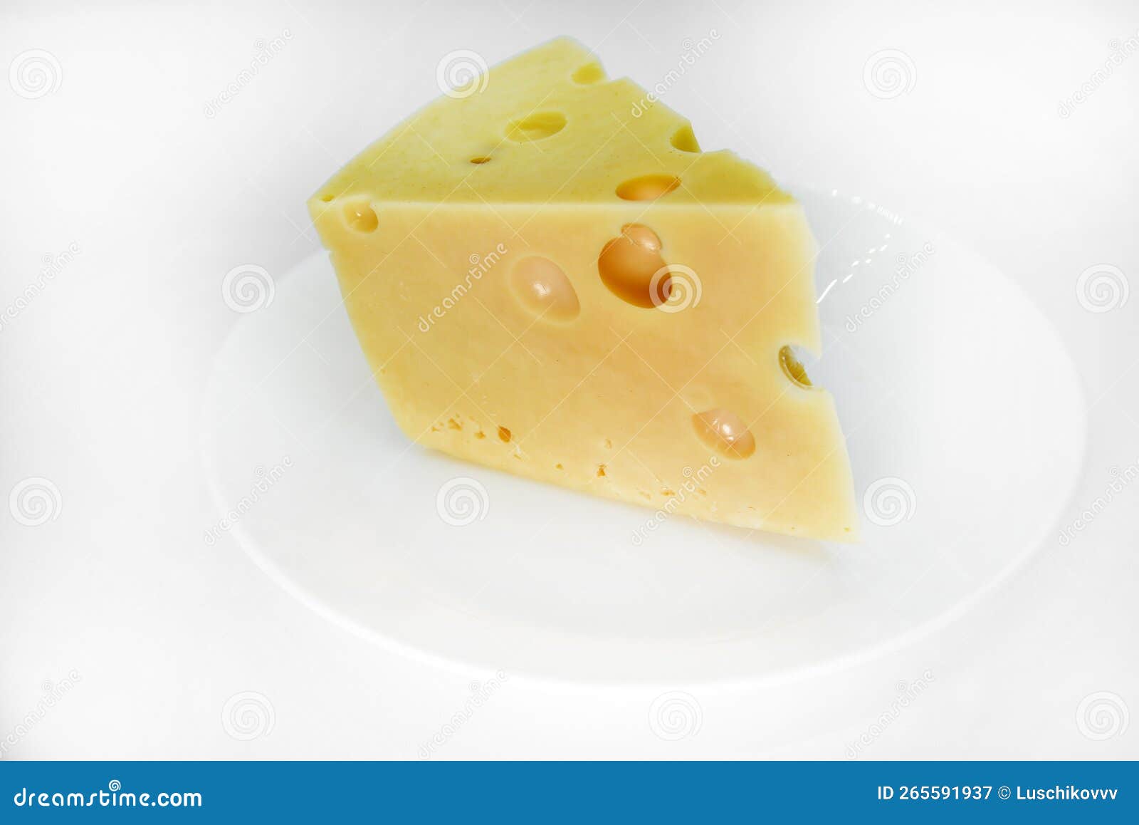 Un Gran Trozo De Queso De Fondo Blanco. Un Trozo Triangular De Queso ...