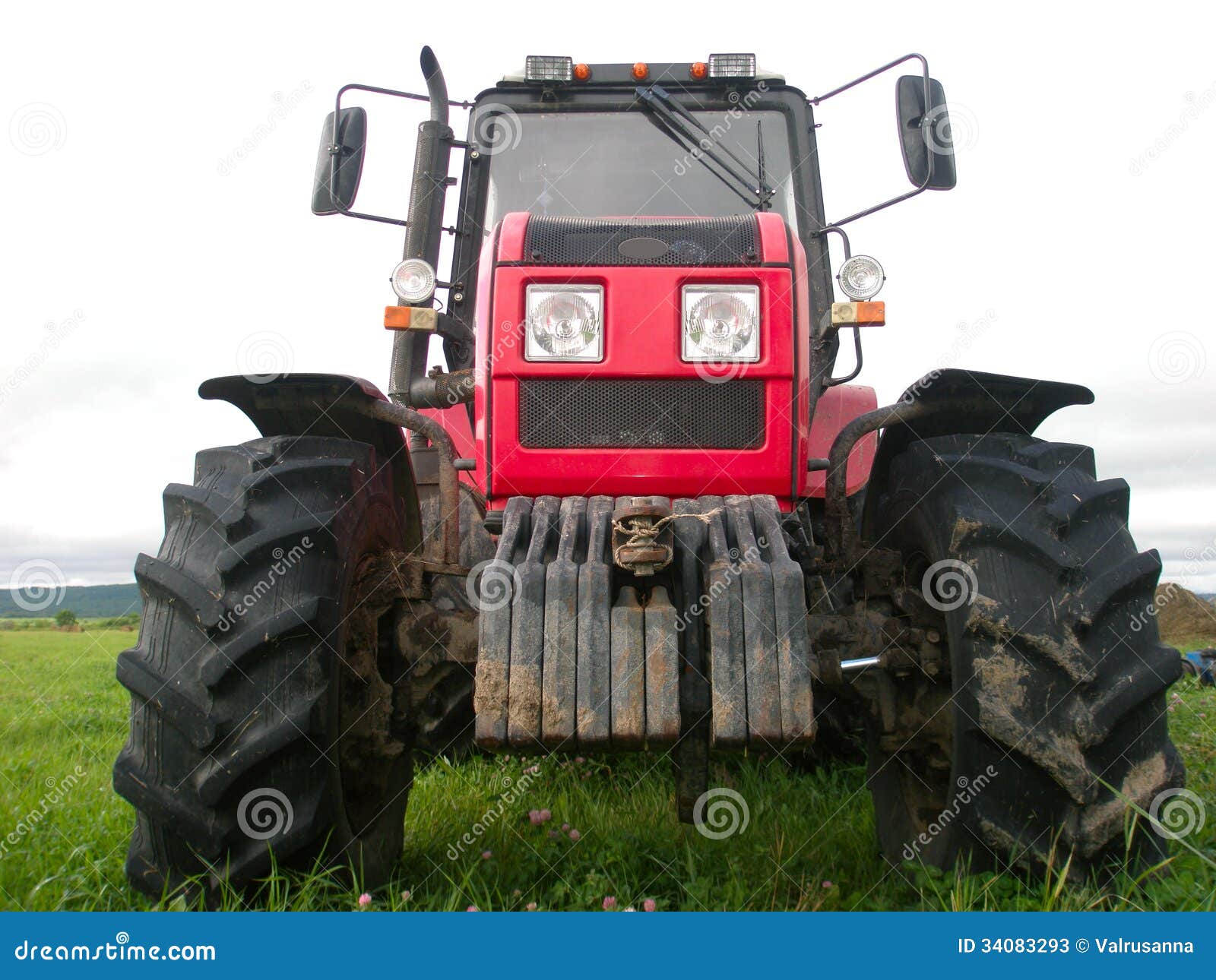 Un grand tracteur rouge image stock. Image du ciel, herbe - 34083293