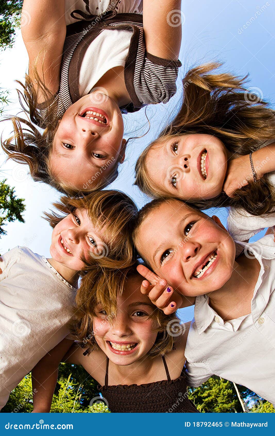 Un Groupe D'enfants Heureux Image stock - Image du amusement, lifestyle ...