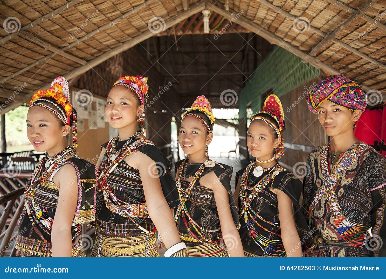Un Groupe De Rungus Ethnique Photo stock éditorial - Image du festival ...