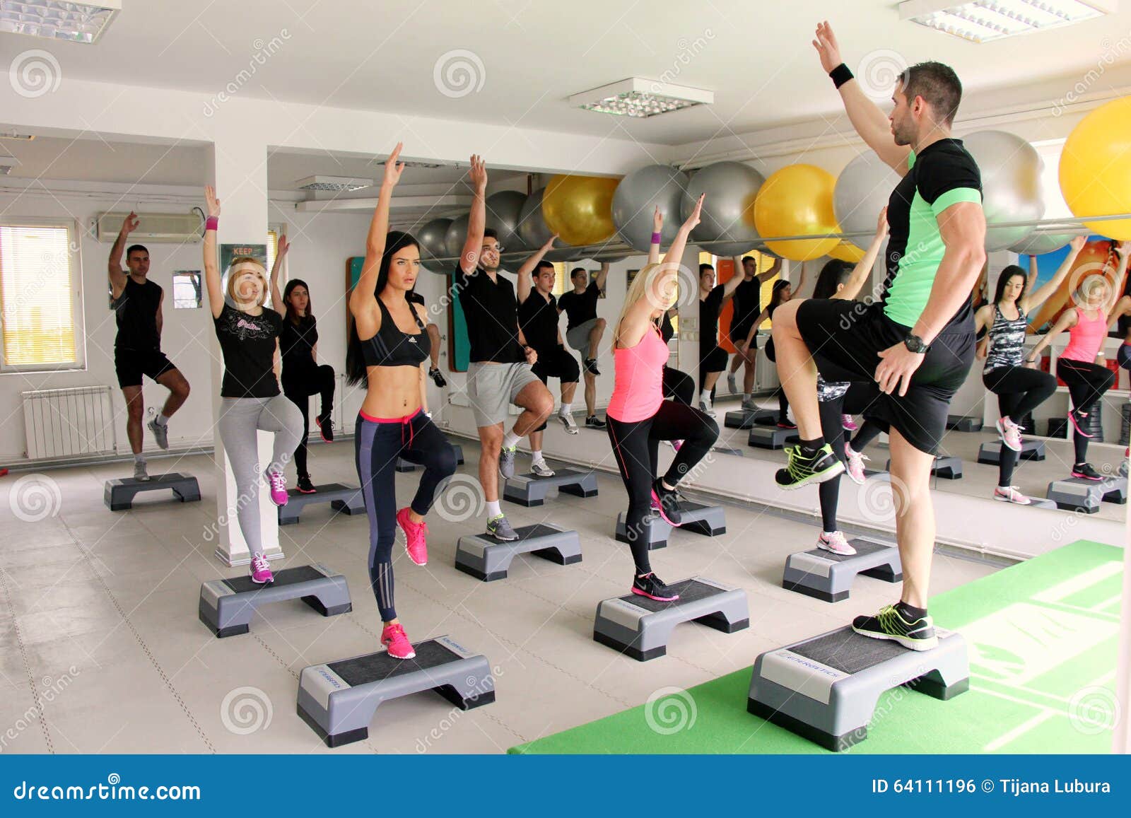 Un Grupo De Gente Joven Entrenada Foto editorial - Imagen de serbio ...
