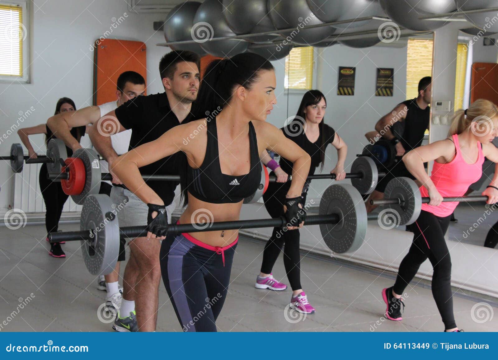 Un Grupo De Gente Joven Entrenada Imagen de archivo editorial - Imagen ...