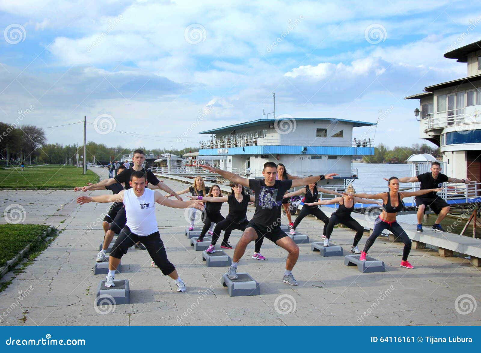Un Grupo De Gente Joven Entrenada Foto editorial - Imagen de aptitud ...