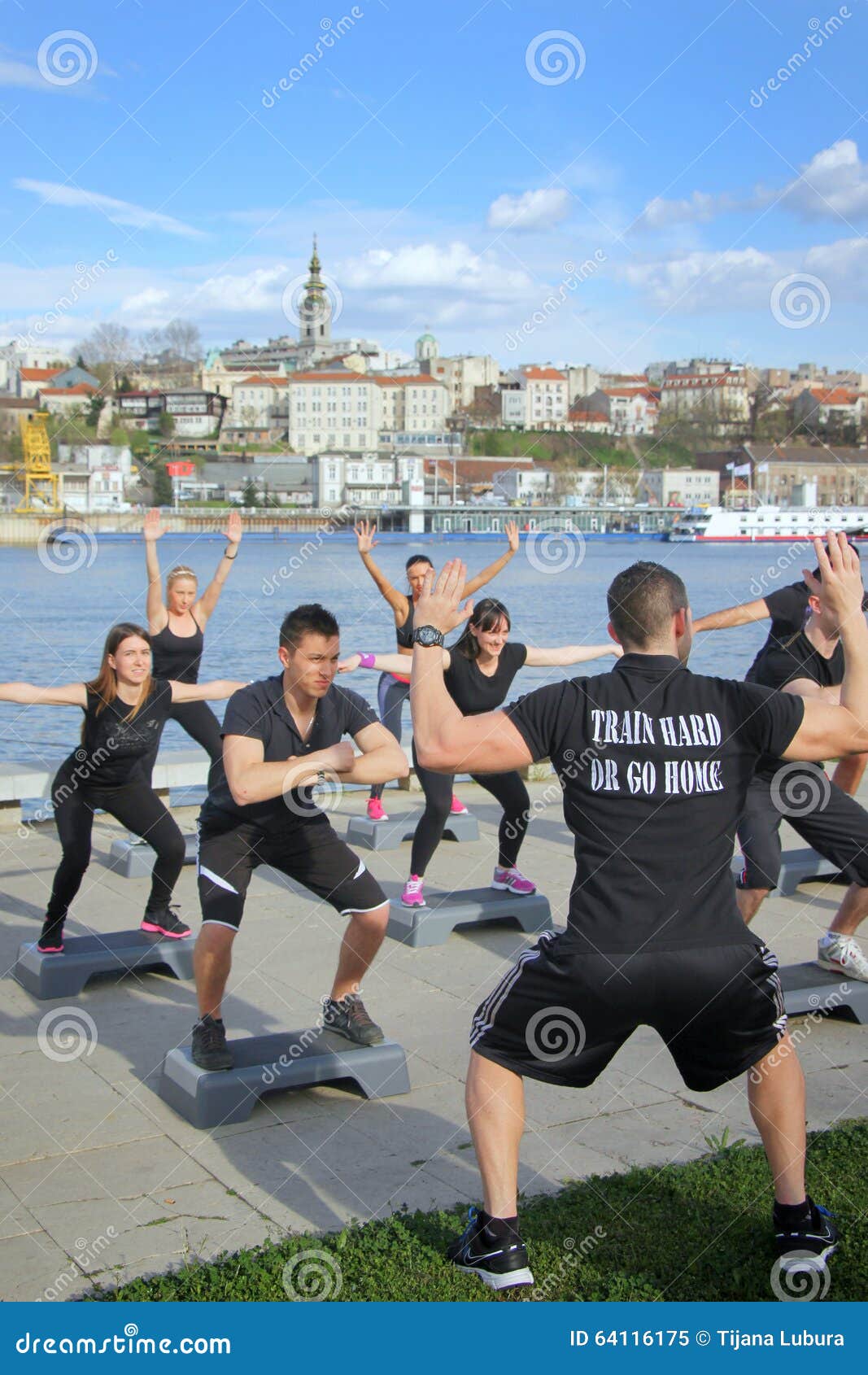 Un Grupo De Gente Joven Entrenada Imagen editorial - Imagen de cristal ...