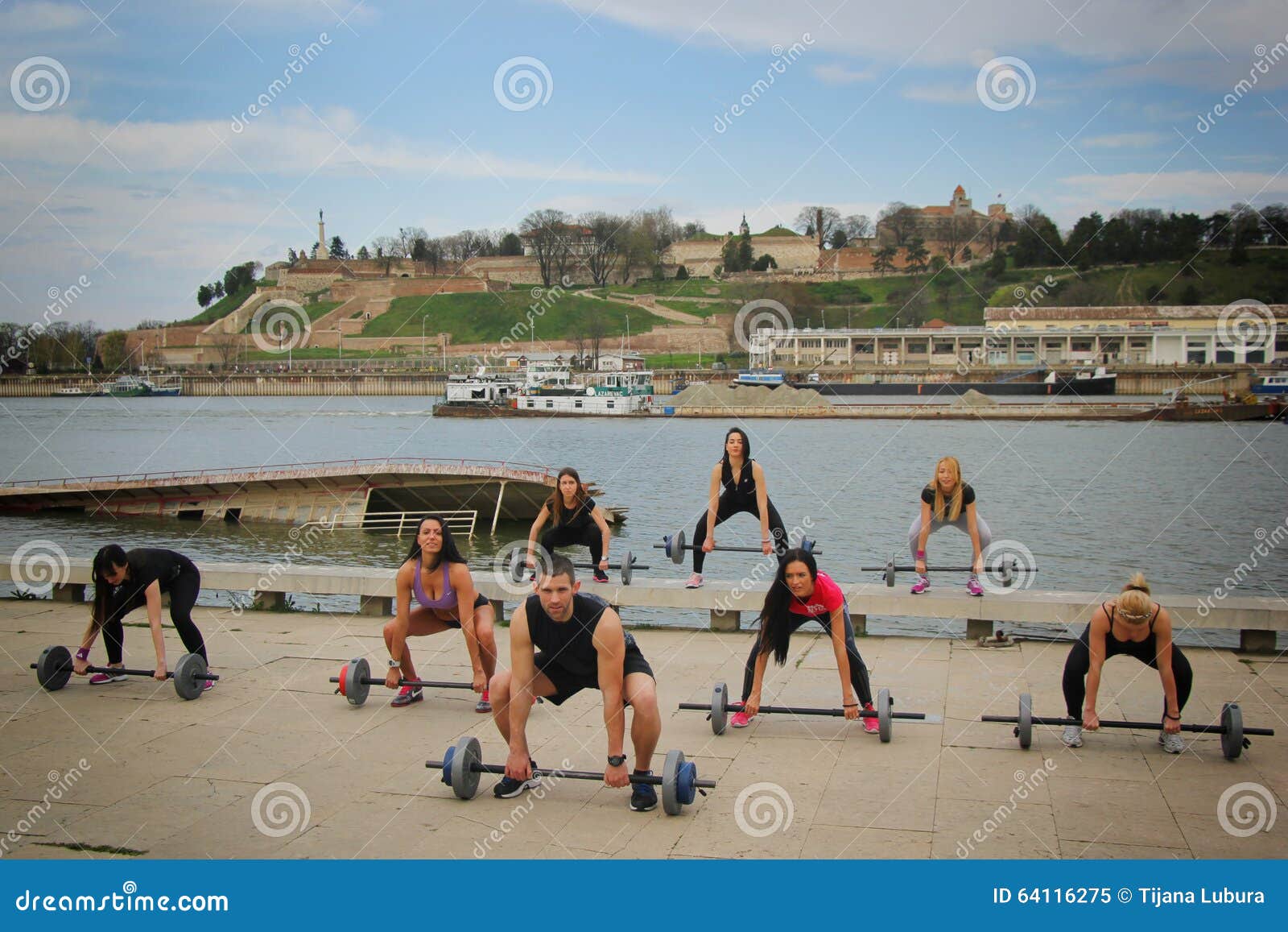 Un Grupo De Gente Joven Entrenada Imagen editorial - Imagen de duro ...