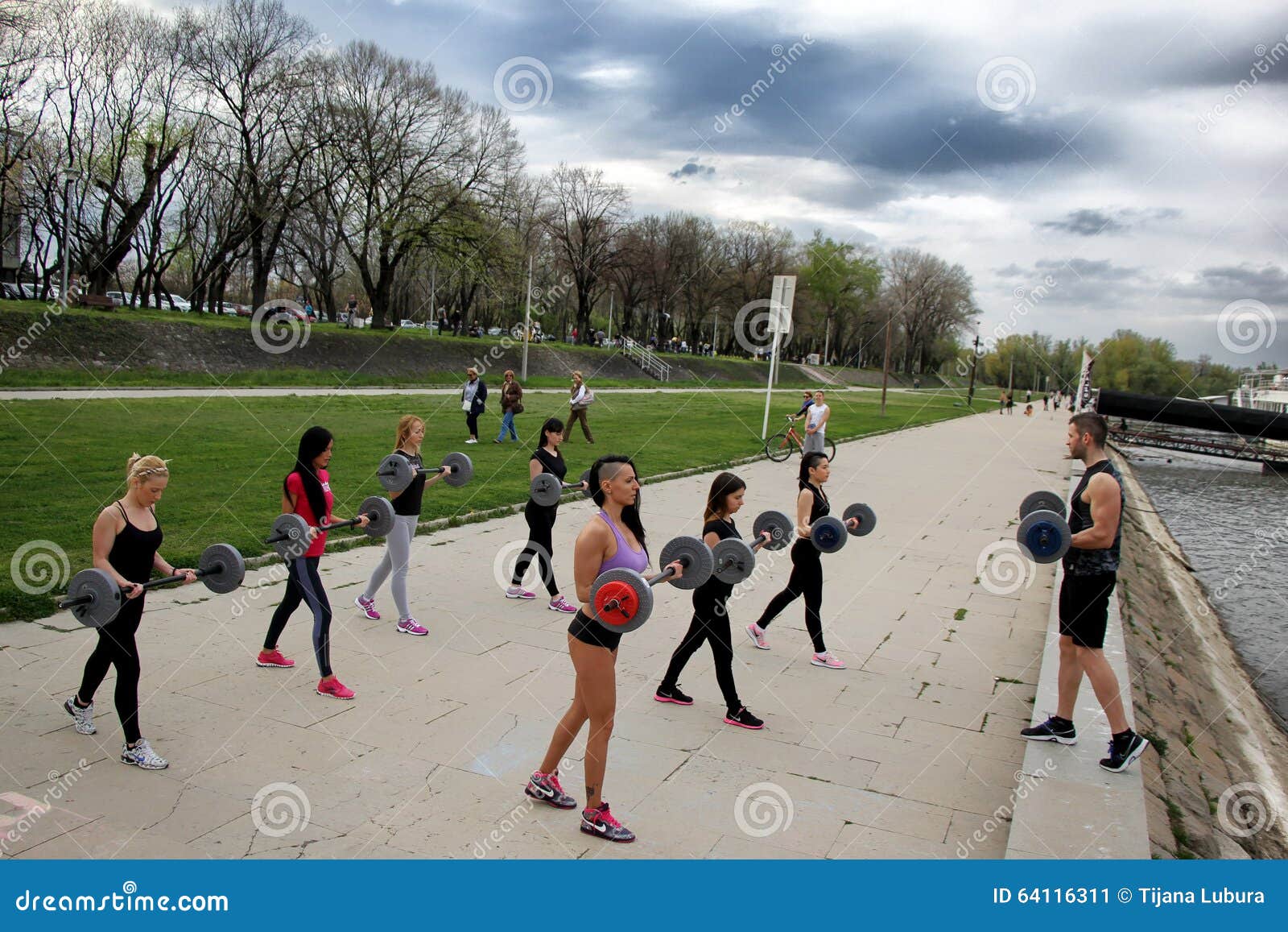 Un Grupo De Gente Joven Entrenada Foto editorial - Imagen de atleta ...