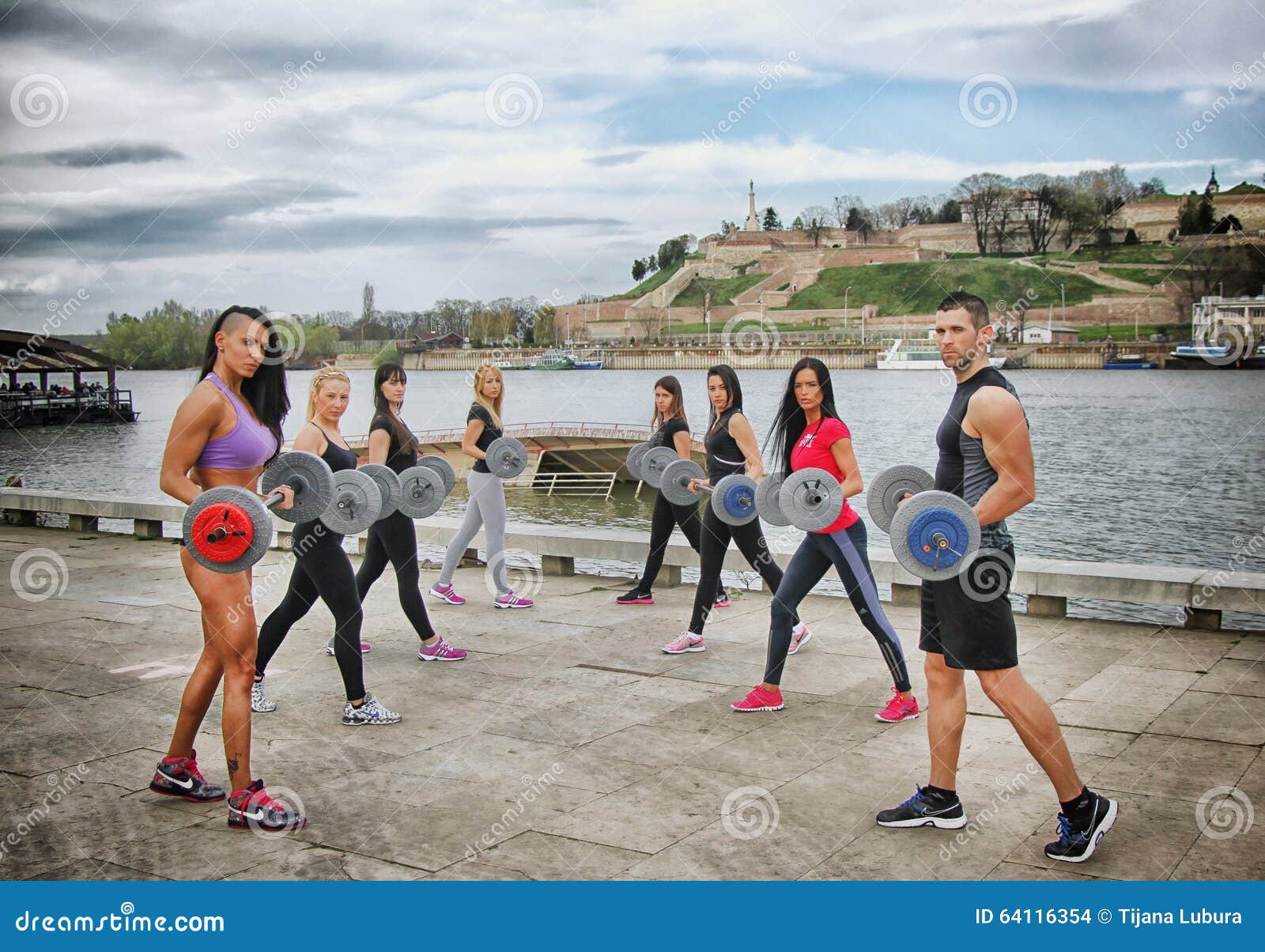 Un Grupo De Gente Joven Entrenada Imagen de archivo editorial - Imagen ...