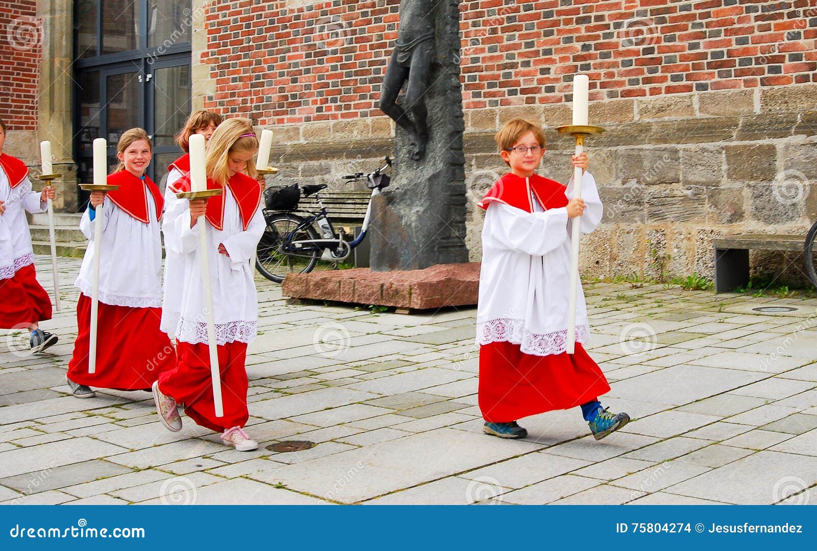 Un Gruppo Di Chierichetti Procede Alla Chiesa Immagine Stock Editoriale ...