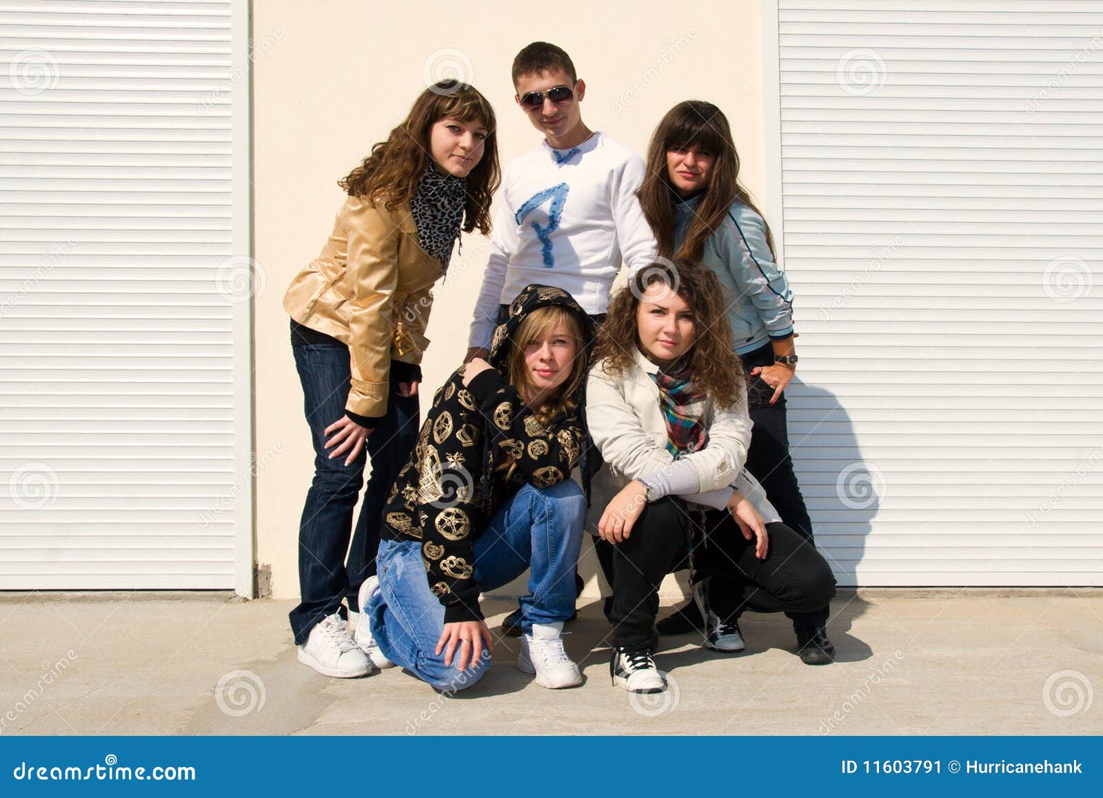 Un Gruppo Di Cinque Giovani Immagine Stock - Immagine di abbastanza ...