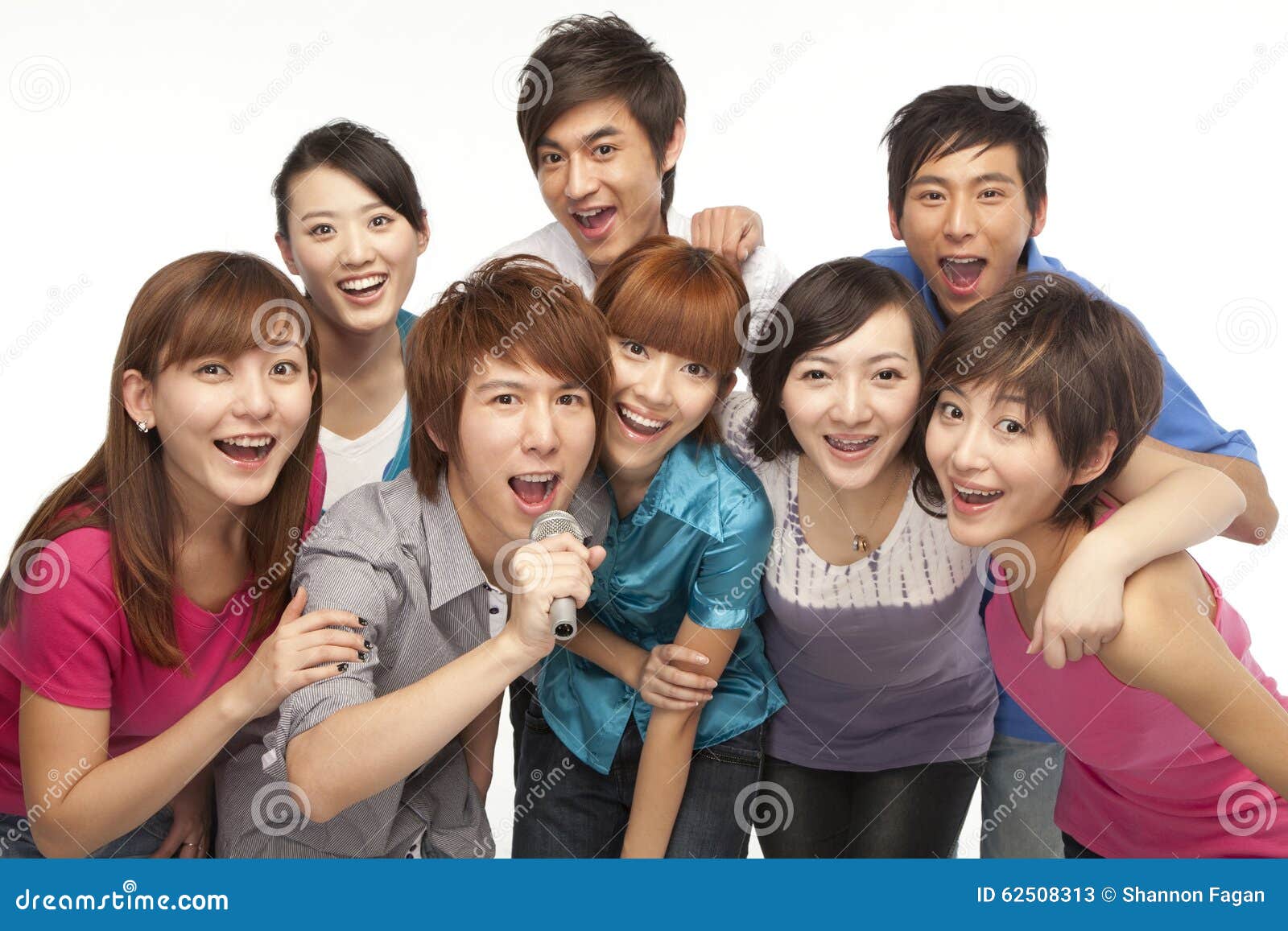 Un Gruppo Di Giovani Che Cantano Immagine Stock - Immagine di amicizia ...