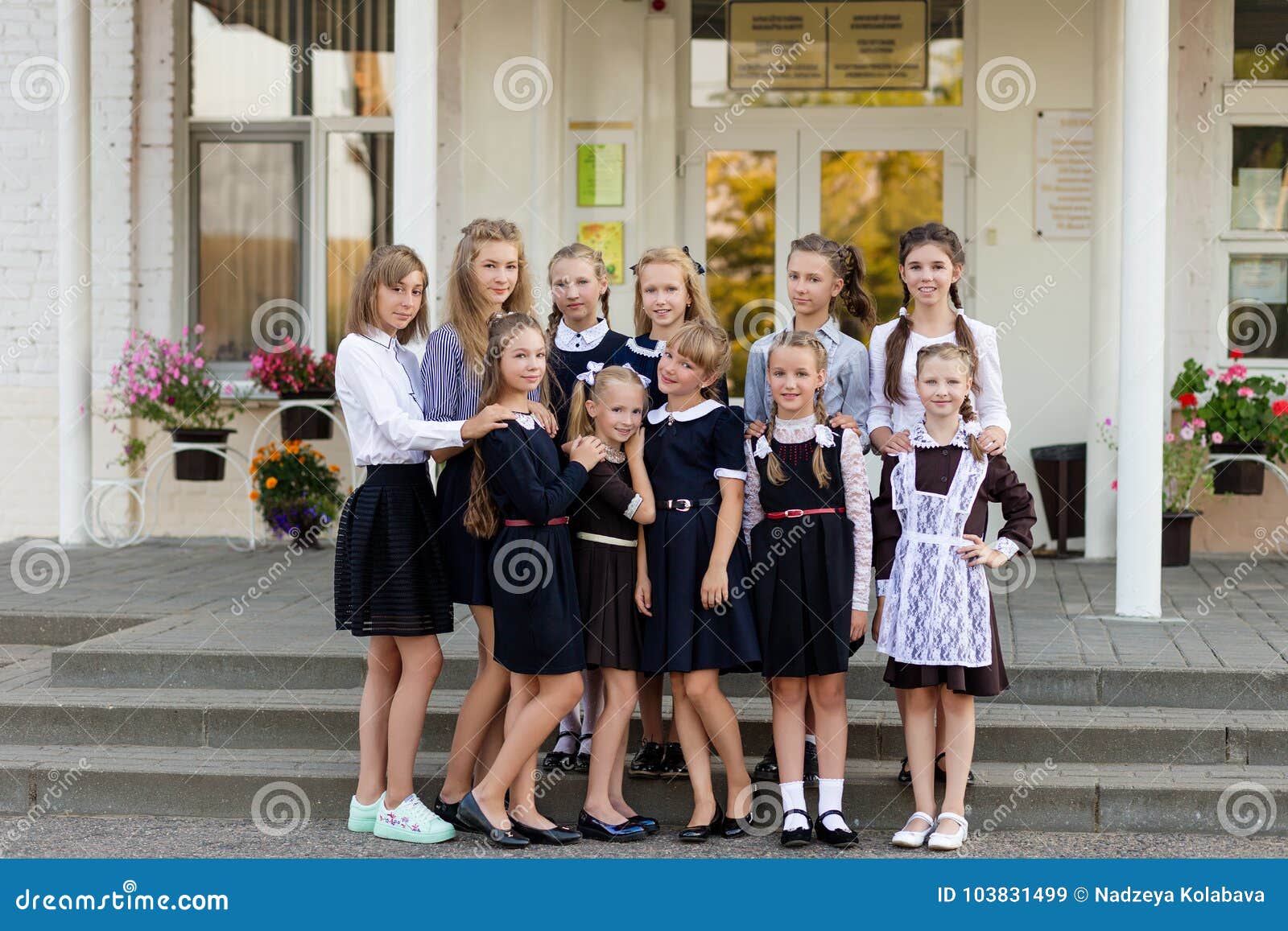 Un Gruppo Di Scolare in Uniforme Scolastico Affronta La Scuola Immagine ...