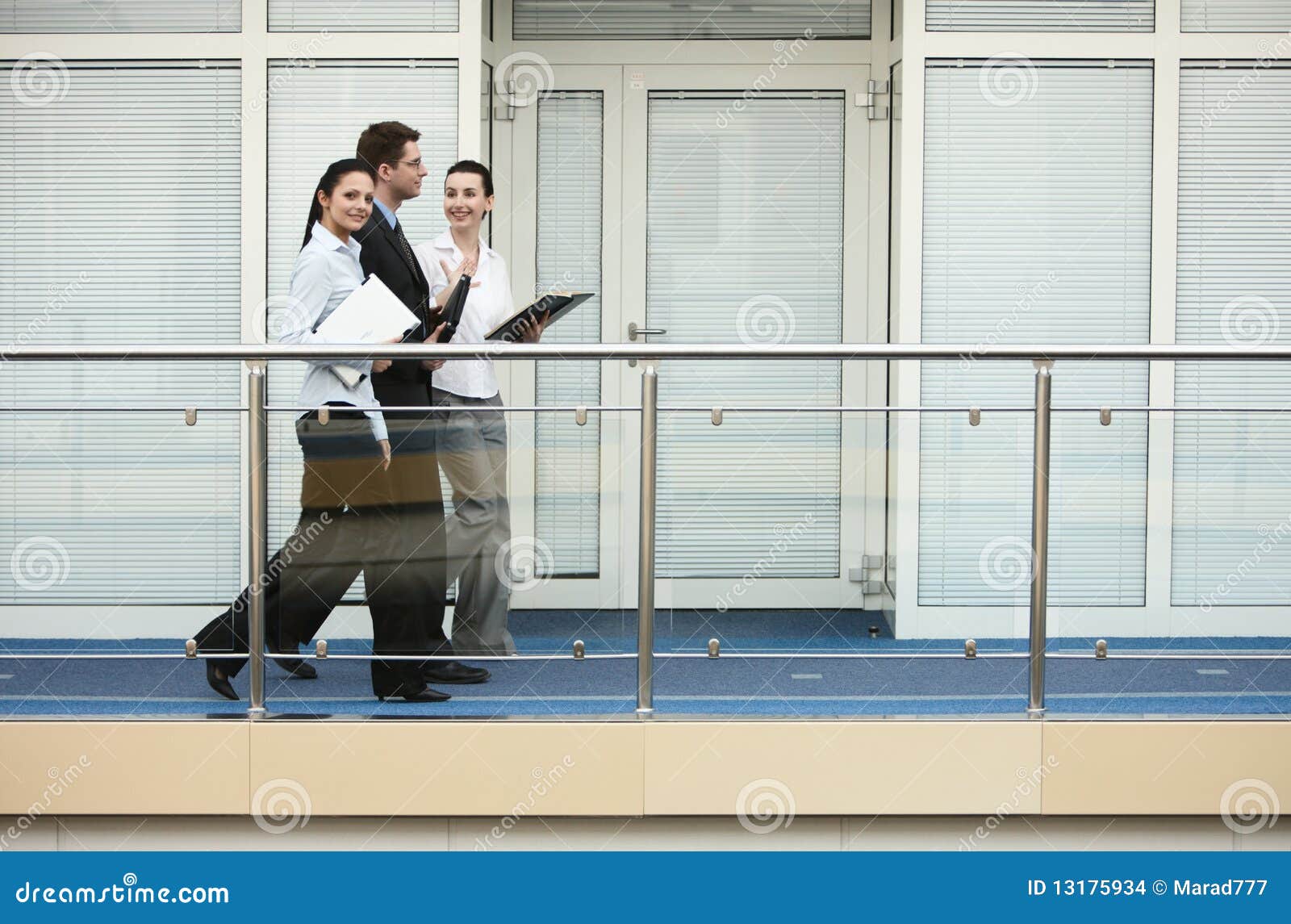 Un Gruppo Di Tre Persone Che Comunicano Ufficio Fotografia Stock ...