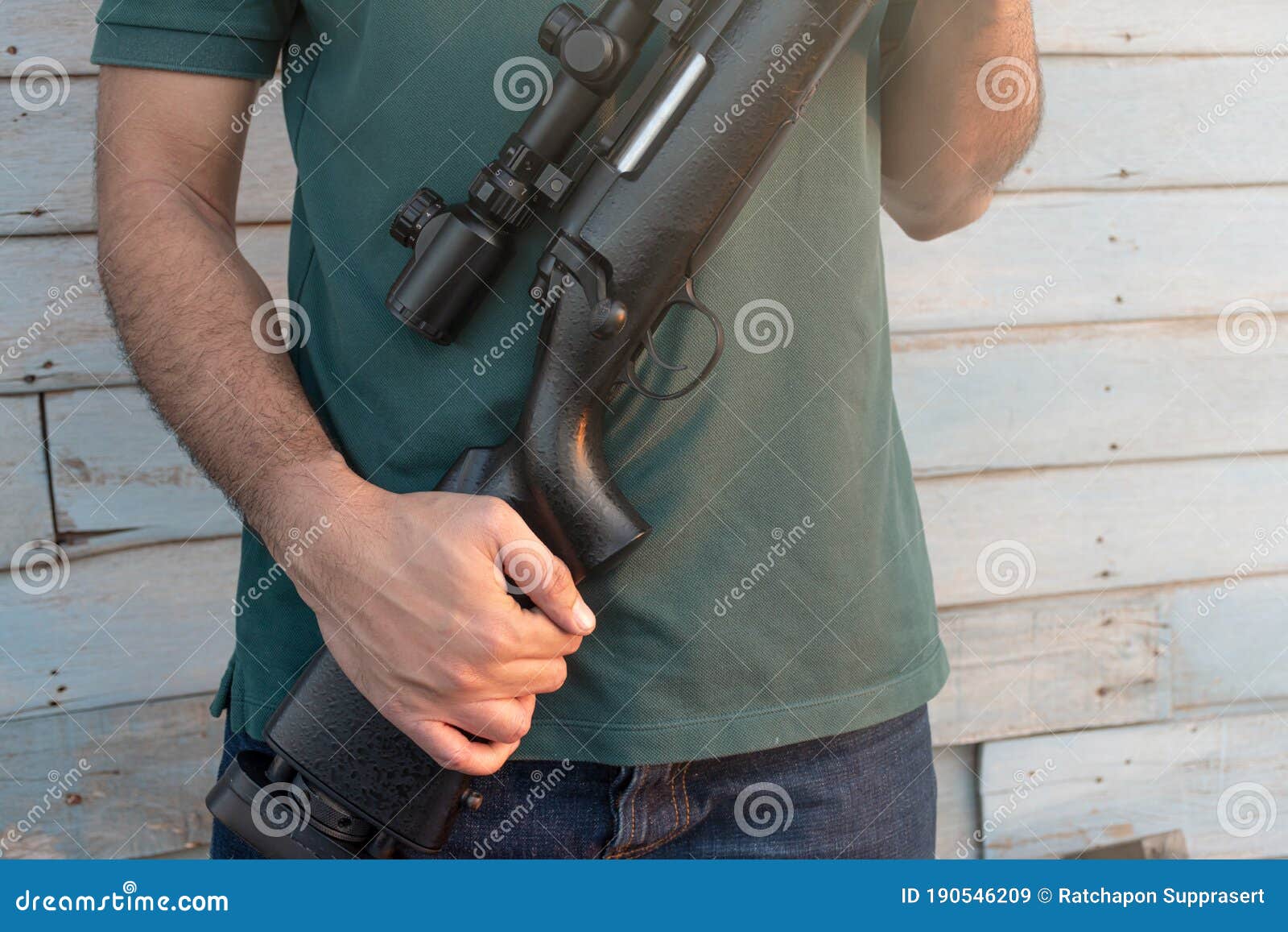 Un hombre con un rifle imagen de archivo. Imagen de tiro - 190546209