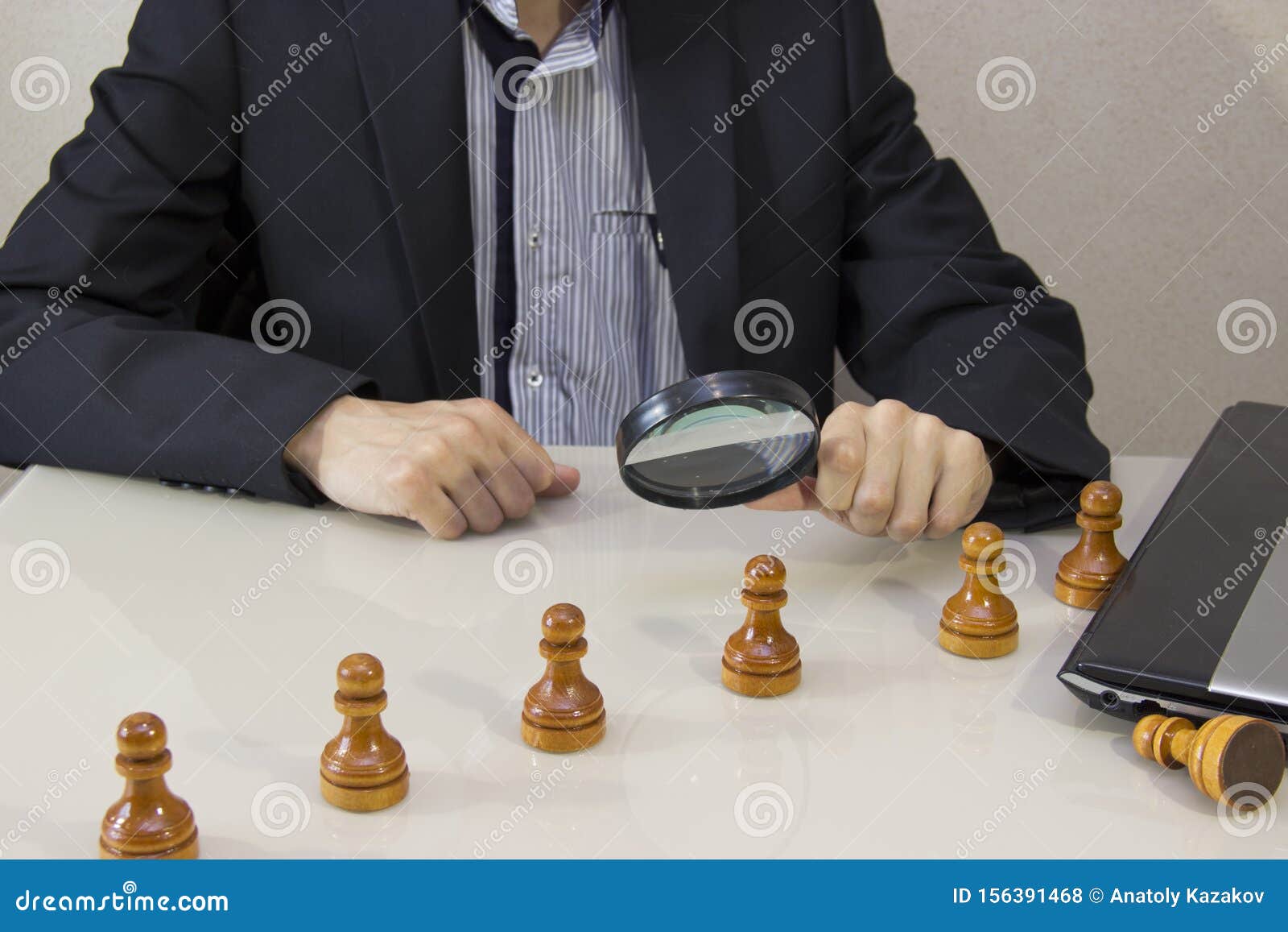 Un hombre con una lupa foto de archivo. Imagen de cliente - 156391468