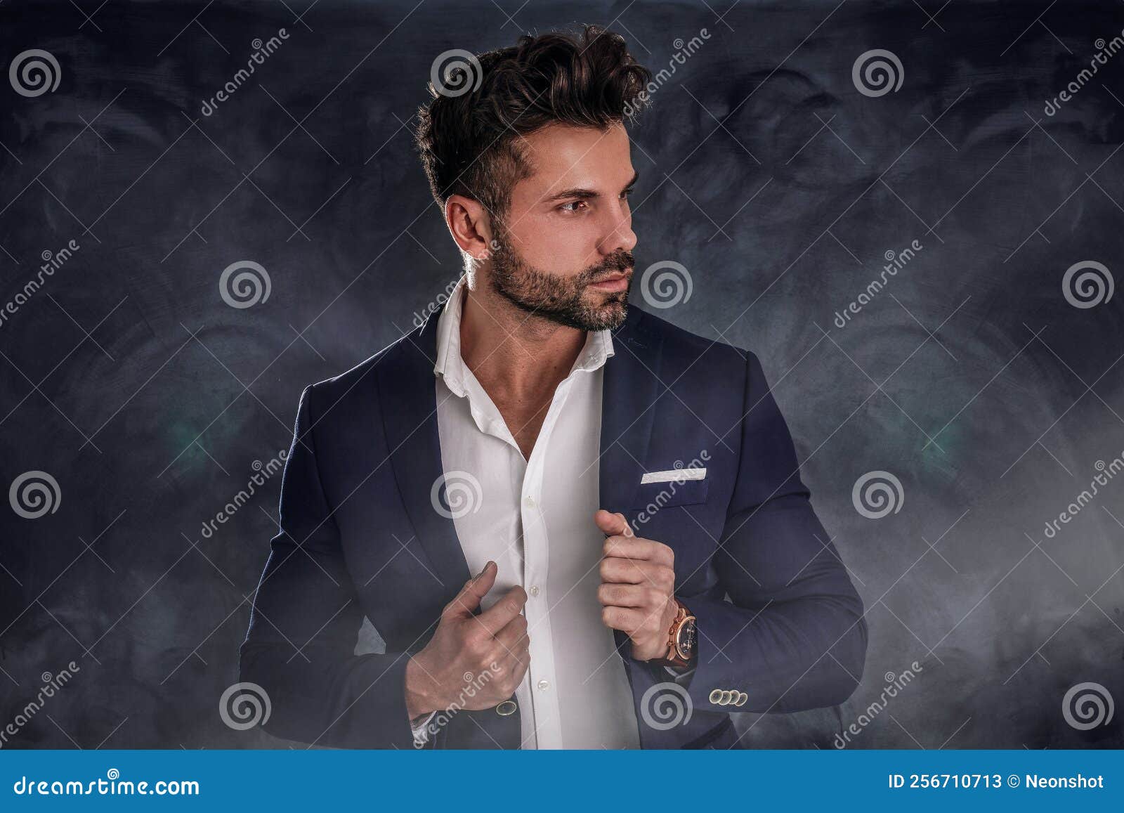 Un Hombre Elegante Y De Confianza Apuesto Que Posa Con Traje De Moda Y Lujoso Reloj De Mano