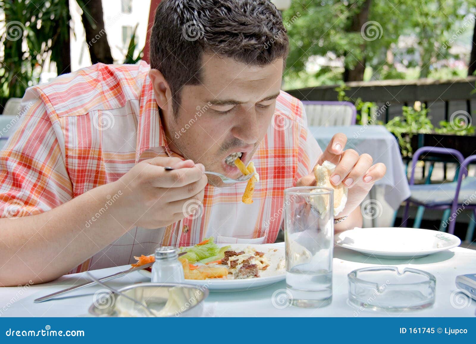 Un hombre hambriento imagen de archivo. Imagen de comida - 161745