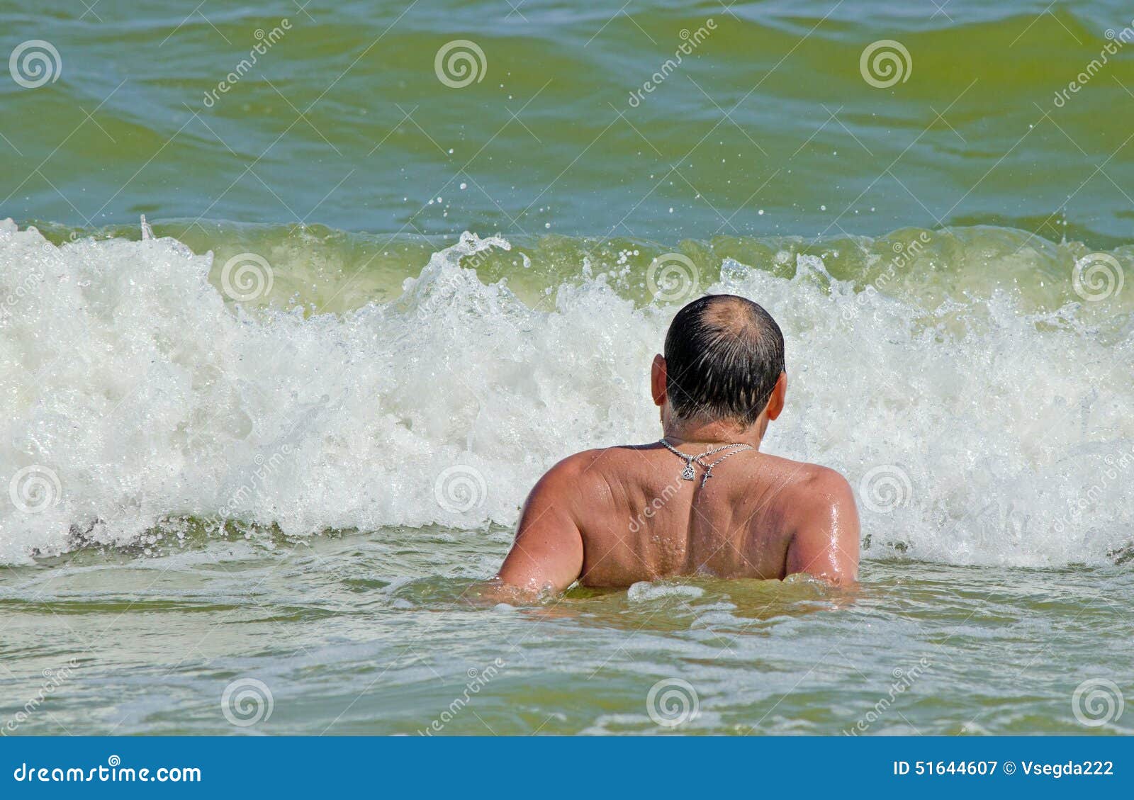 Un homme nage en mer image stock. Image du ressource - 51644607