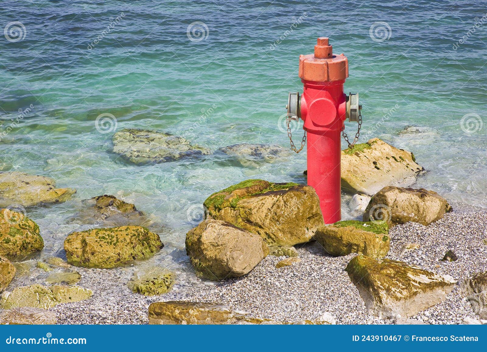 Un Hydrant Improbable Au Bord De Mer Beaucoup D'eau Concept Image Image ...