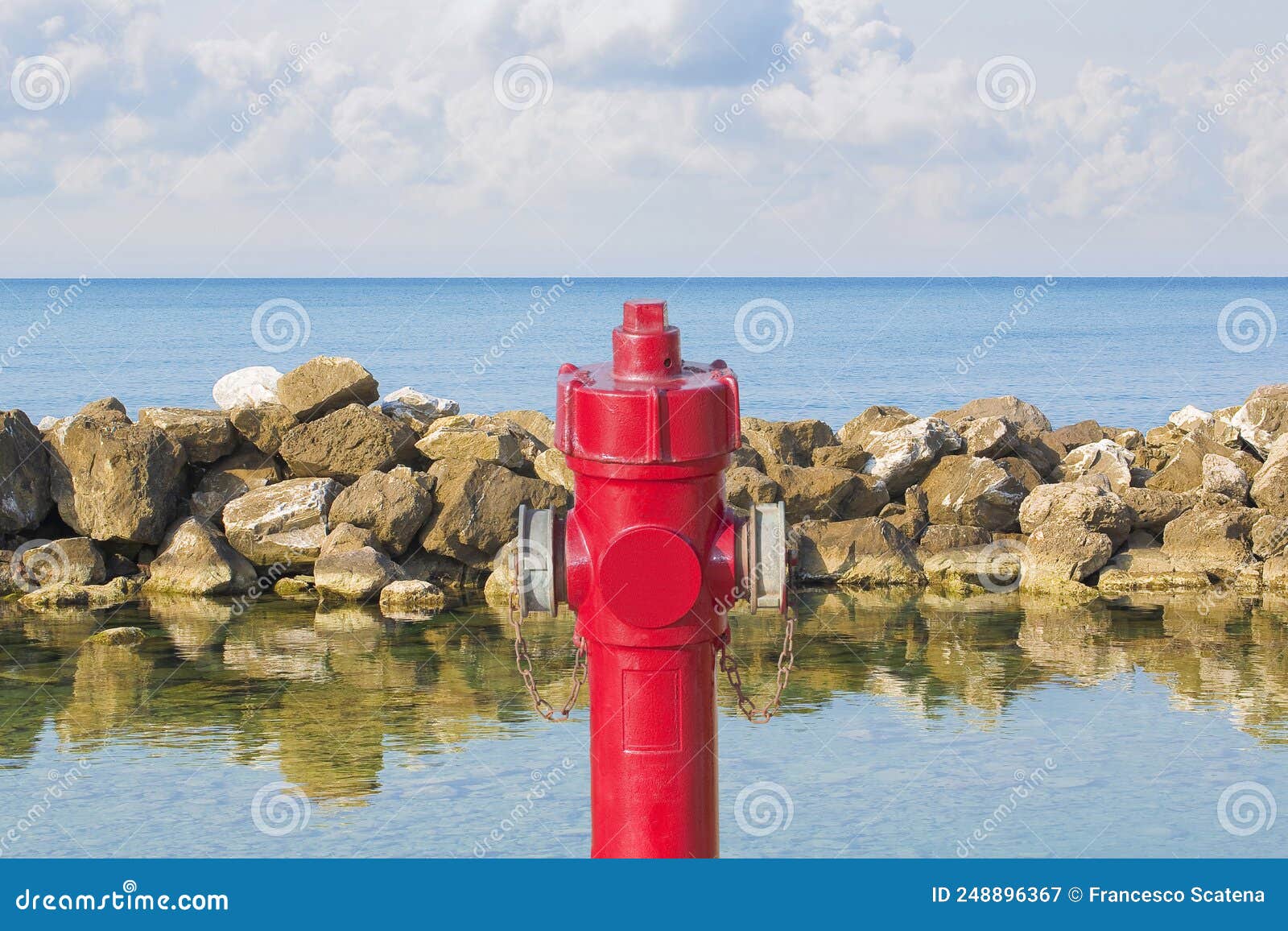 Un Hydrant Improbable Au Bord De Mer Beaucoup D'eau Concept Image Image ...