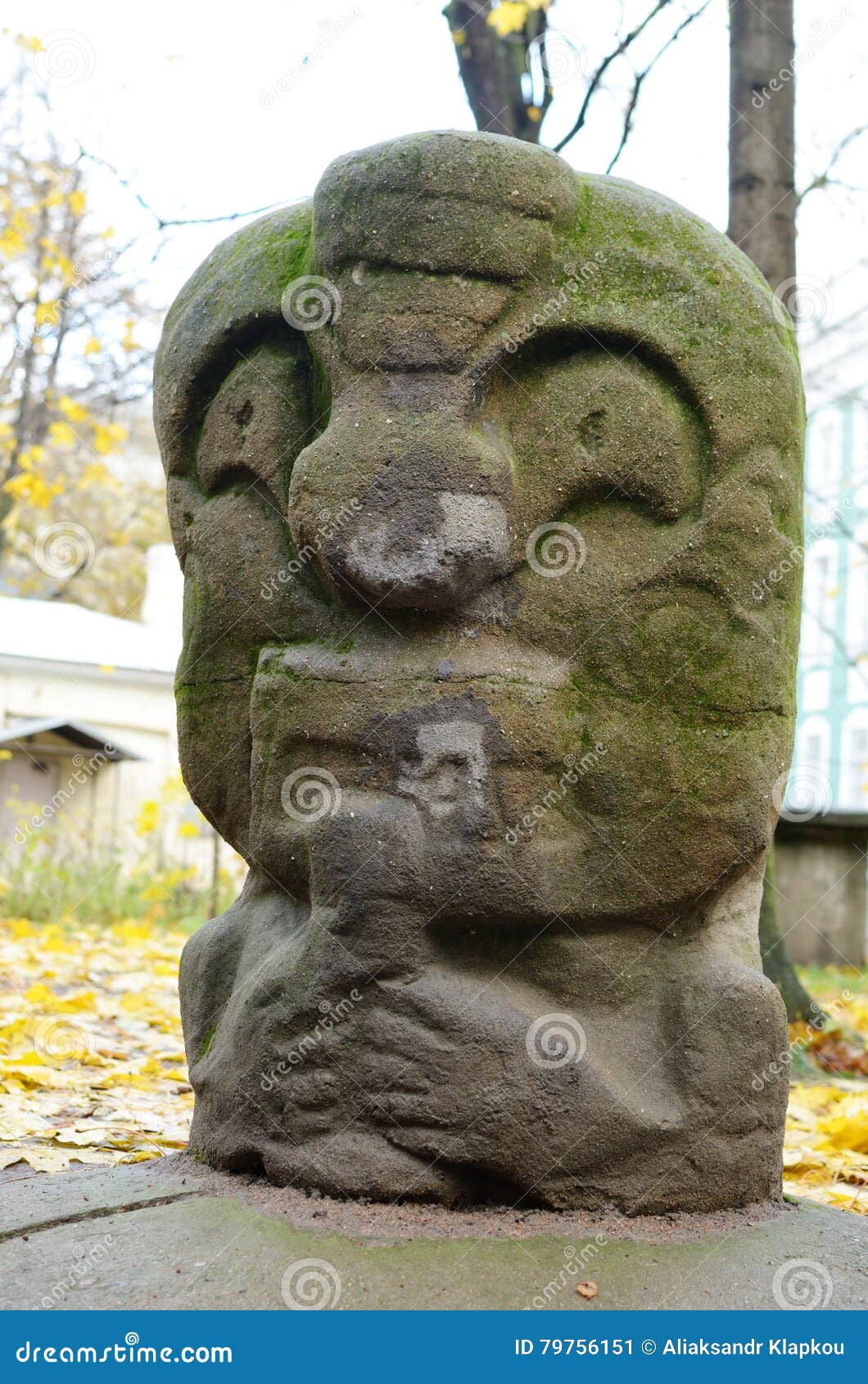 Un idole en pierre antique image stock. Image du sculpture - 79756151