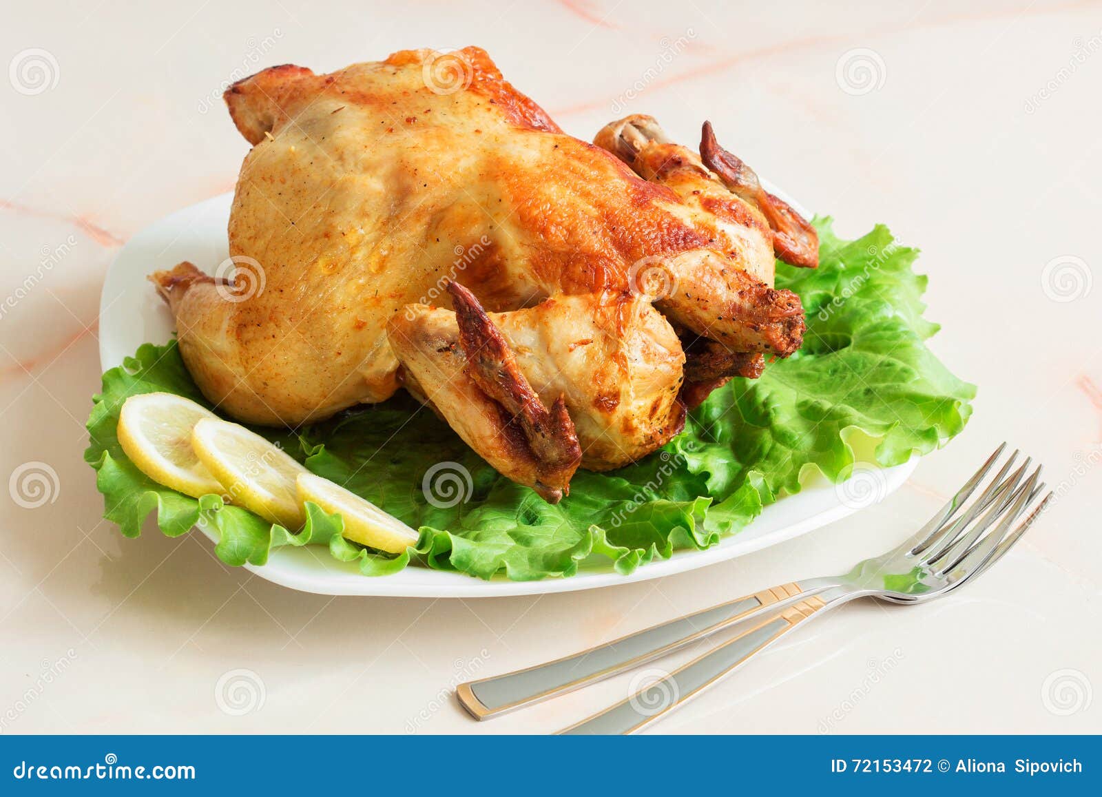 Un Intero Pollo Arrosto Su Un Piatto Bianco Fotografia Stock - Immagine ...