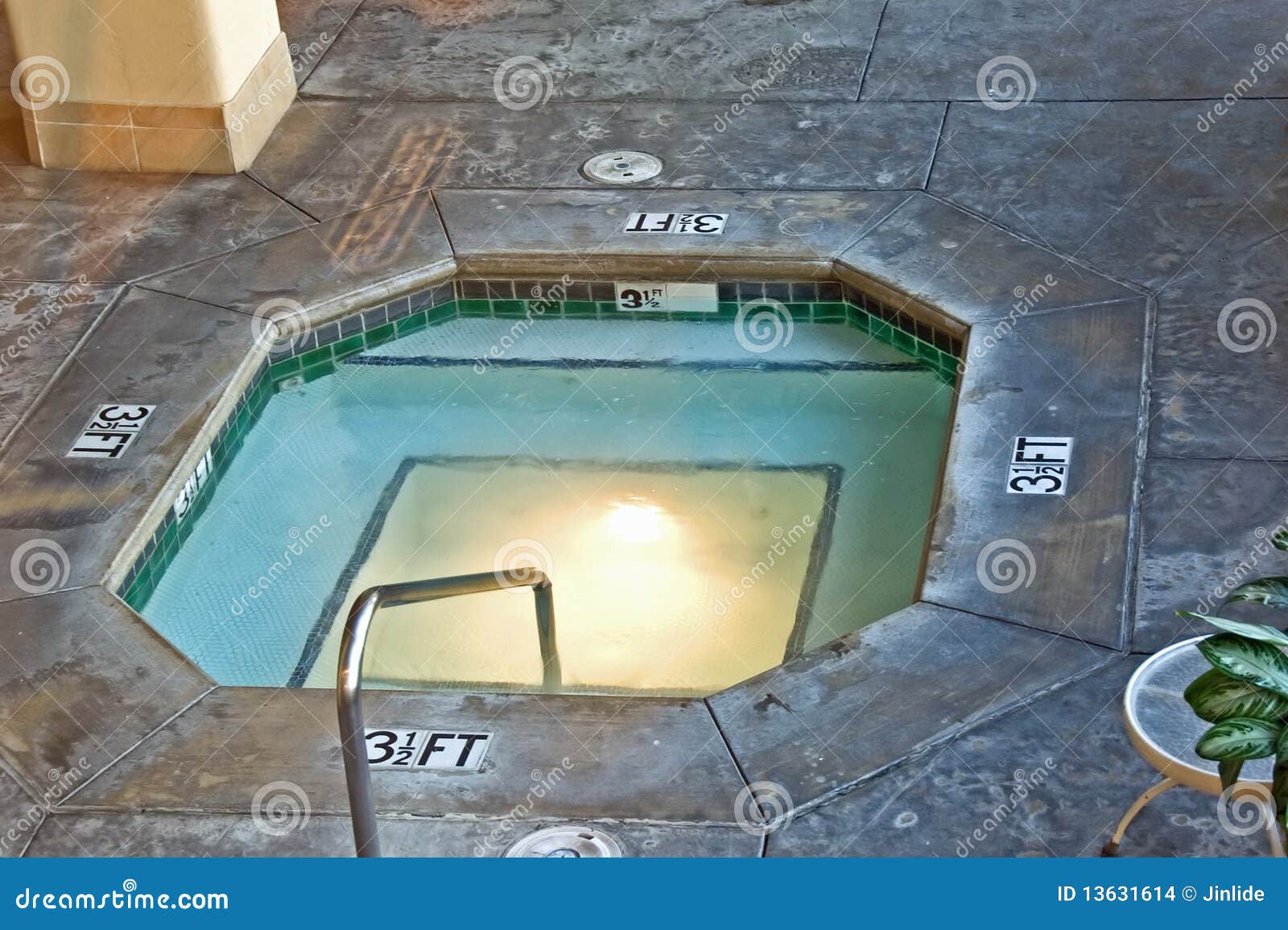 Un Jacuzzi de interior foto de archivo. Imagen de agua - 13631614