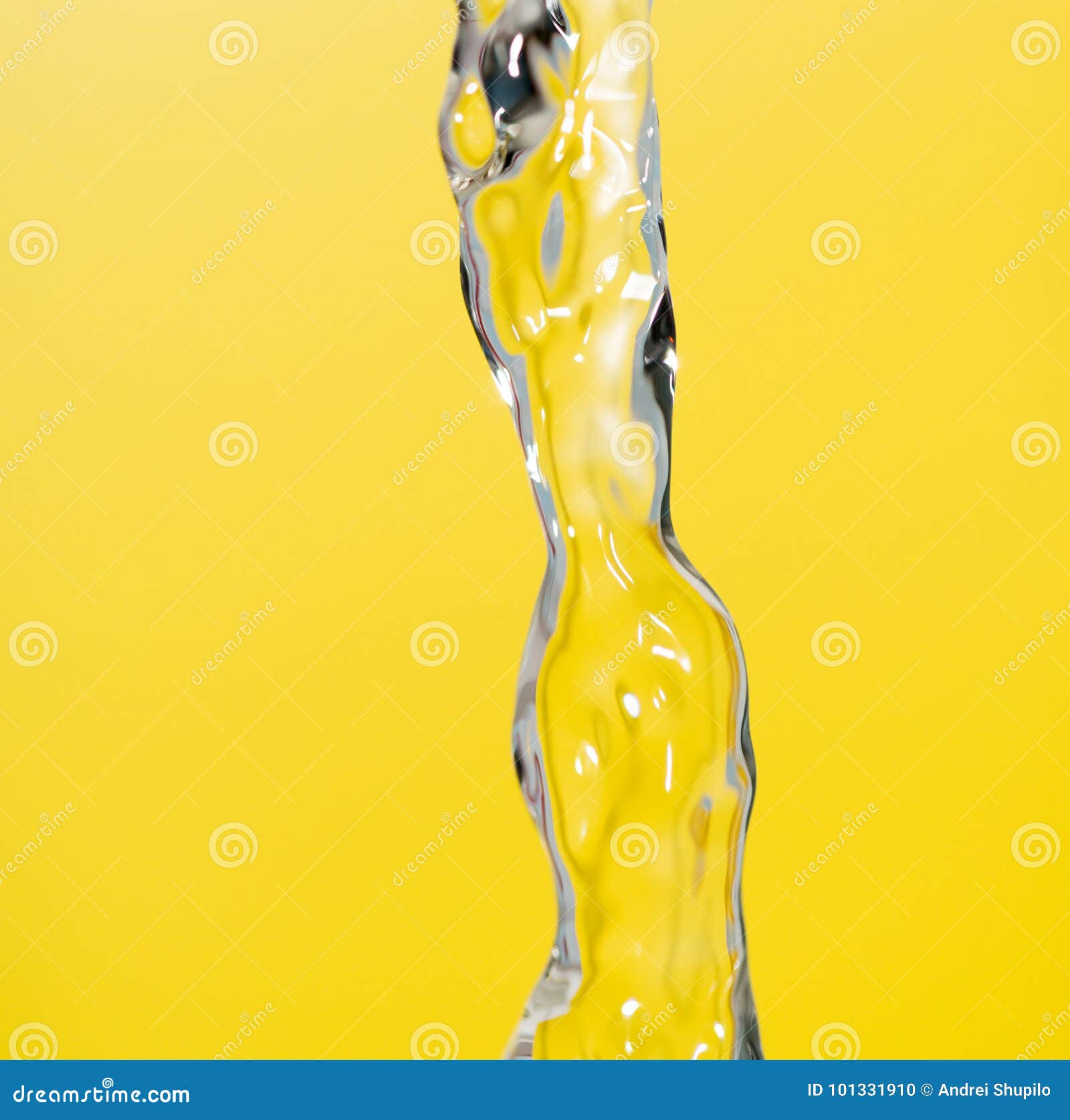 Un Jet De L'eau Sur Un Fond Jaune Photo stock - Image du éclaboussure ...