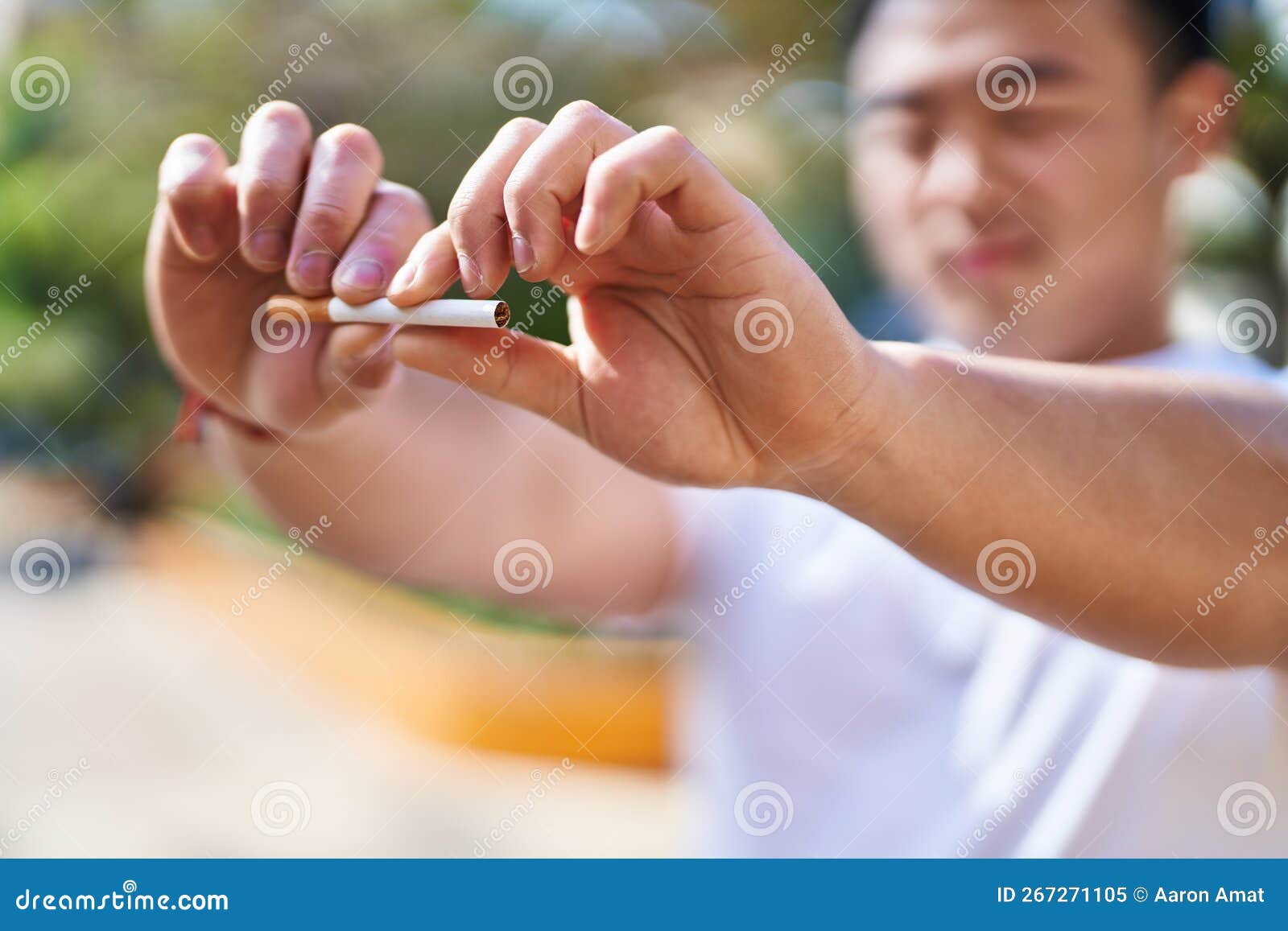 Un Jeune Chinois Cassant Une Cigarette Au Parc Image stock - Image du ...