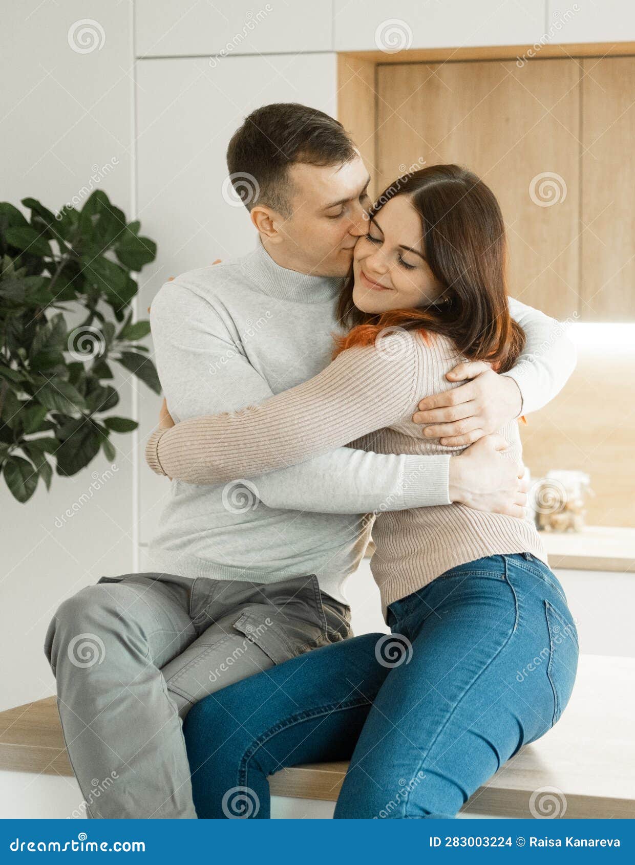 Un Jeune Couple Amoureux Embrasse La Cuisine Moderne Photo Stock