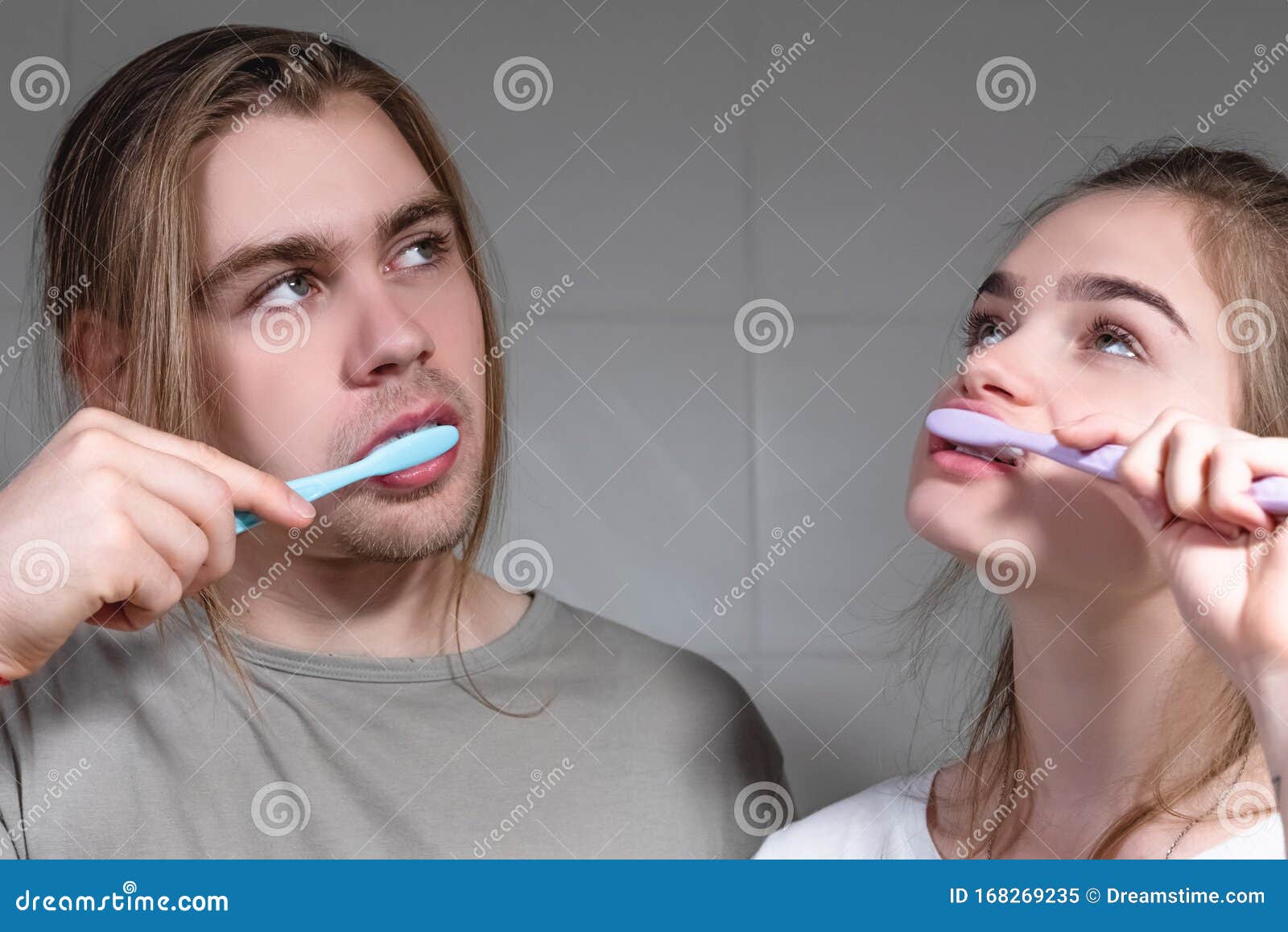 Un Jeune Couple Marié Se Brosse Les Dents Dans La Salle De Bains En