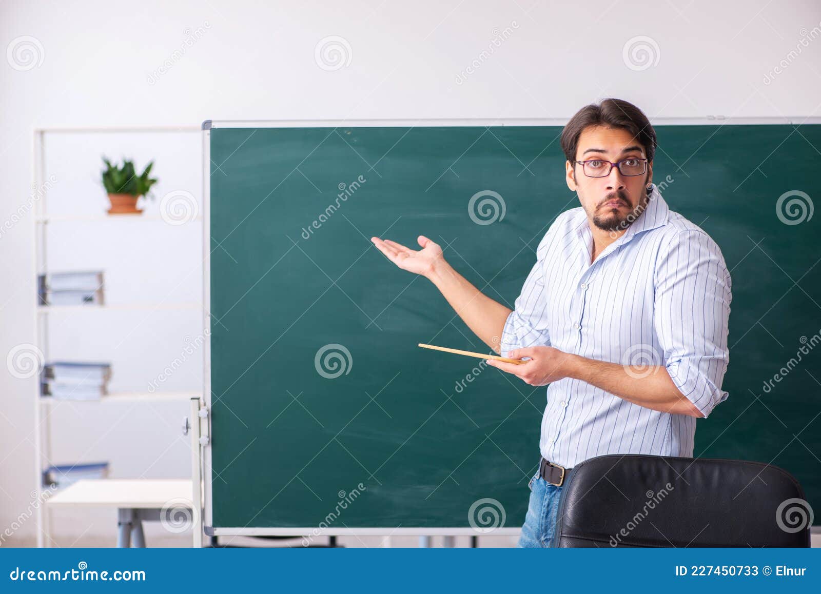 Un Jeune Enseignant Masculin Devant Le Tableau Image stock - Image du ...
